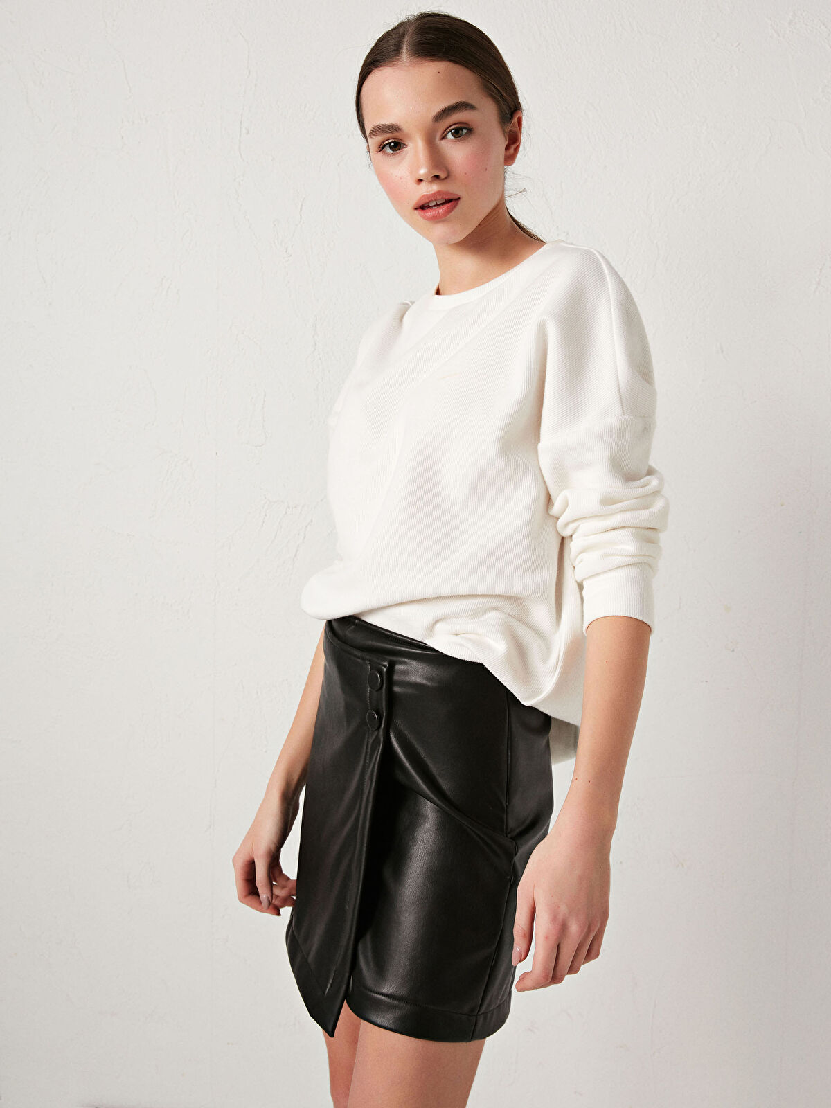 LCW VISION Deri Görünümlü Yüksek Bel Kadın Şort Etek LCW VISION Deri Görünümlü Yüksek Bel Kadın Şort Etek