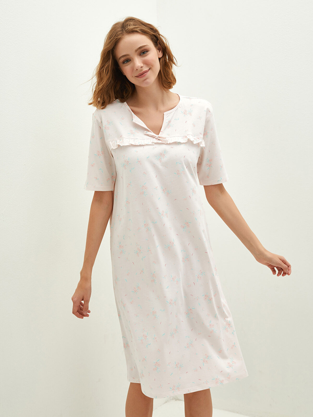 LCW DREAM Kaçık Yaka Desenli Kısa Kollu Fırfır Detaylı Pamuklu Kadın Gecelik