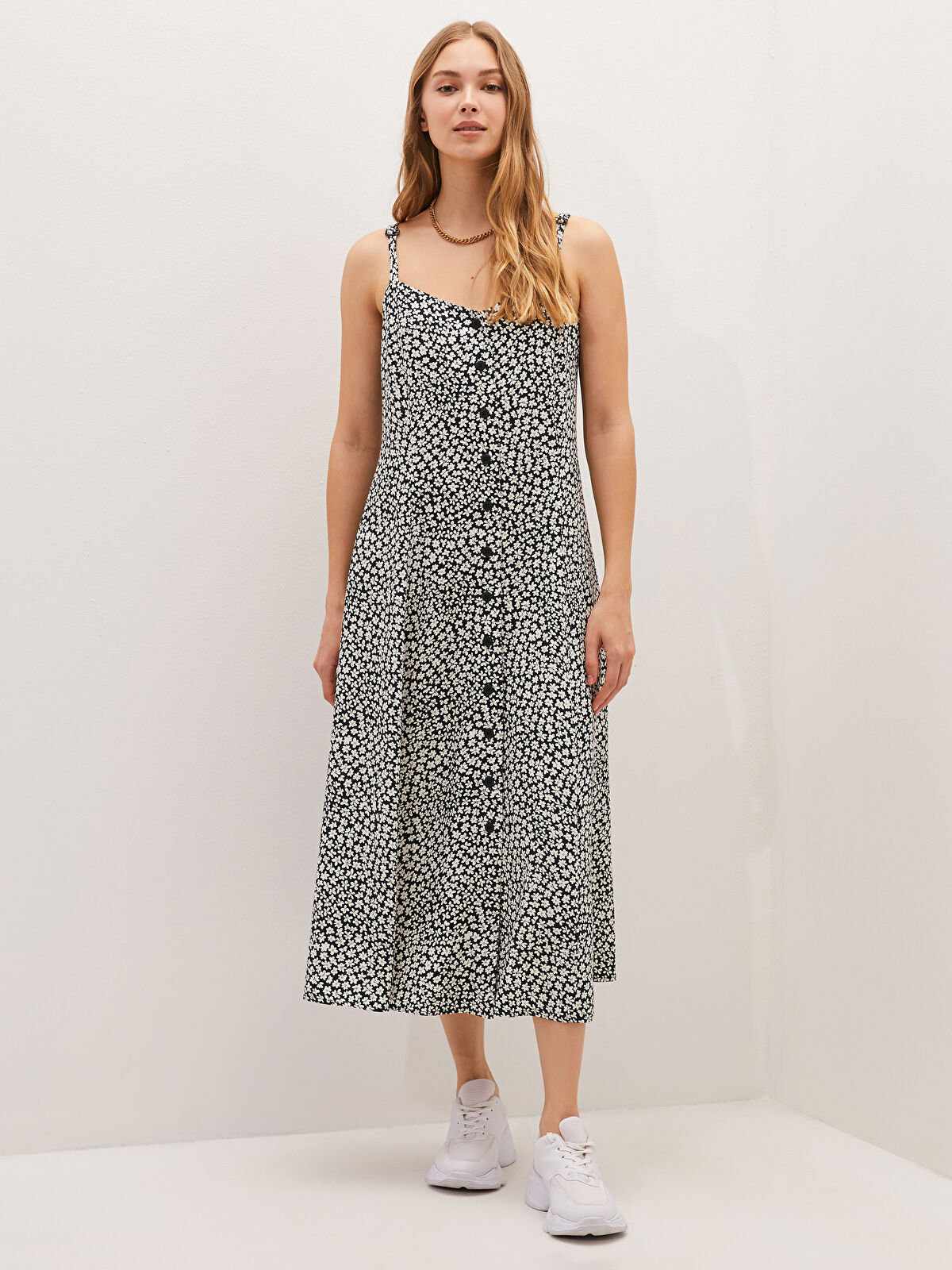 LCW CASUAL Askılı Çiçek Desenli Düğme Detaylı Belmando Kumaş Kadın Elbise