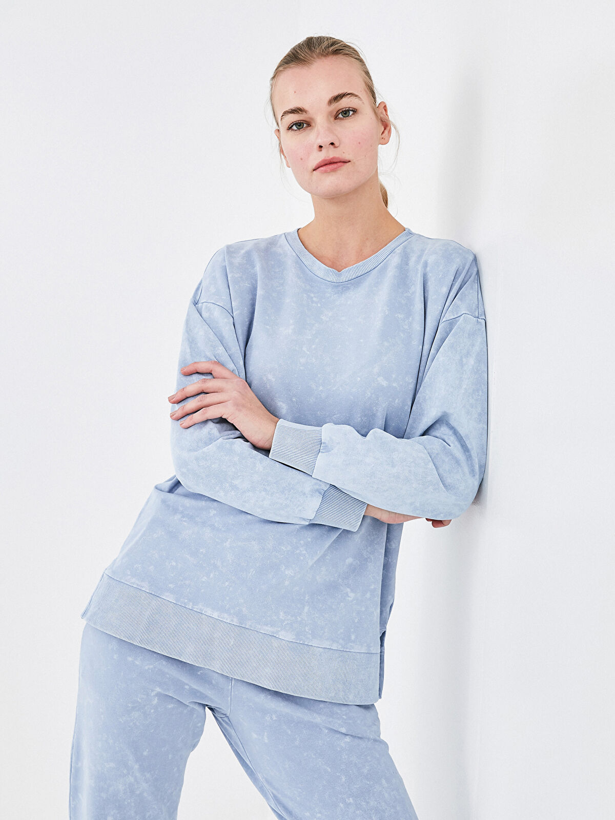 LCW CLASSIC Bisiklet Yaka Batik Desenli Uzun Kollu Kadın Sweatshirt