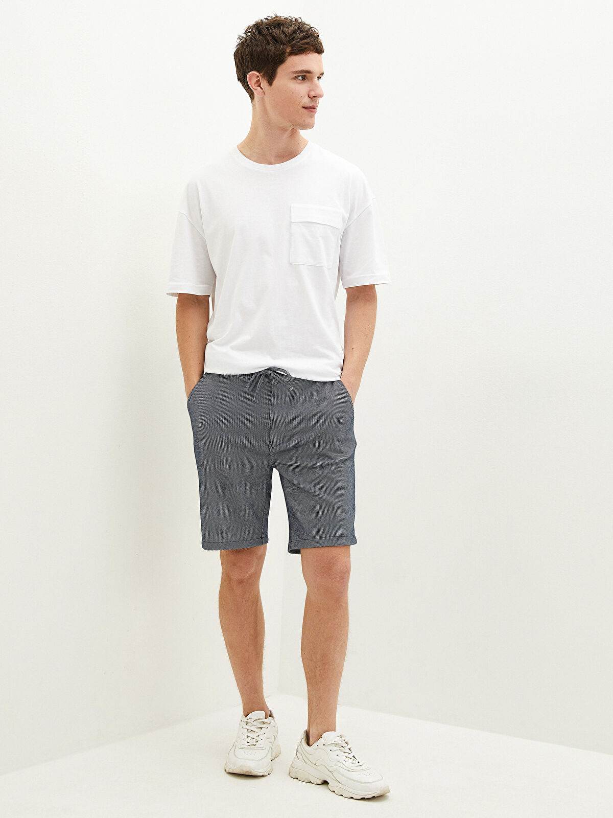 LCW CASUAL Slim Fit Dokulu Erkek Şort