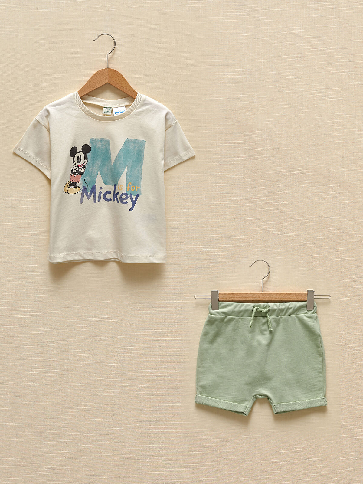 LCW GREEN Bisiklet Yaka Kısa Kollu Mickey Mouse Baskılı Organik Pamuklu Erkek Bebek Tişört ve Şort 2'li Takım LCW GREEN Bisiklet Yaka Kısa Kollu Mickey Mouse Baskılı Organik Pamuklu Erkek Bebek Tişört ve Şort 2'li Takım