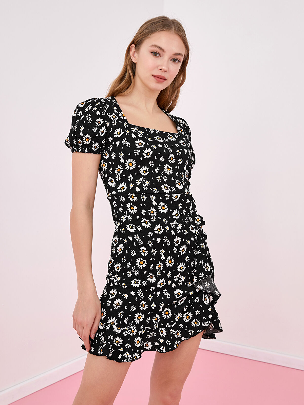 LCW LIMITED Kare Yaka Puantiyeli Kısa Kollu Krinkle Kumaş Kadın Elbise