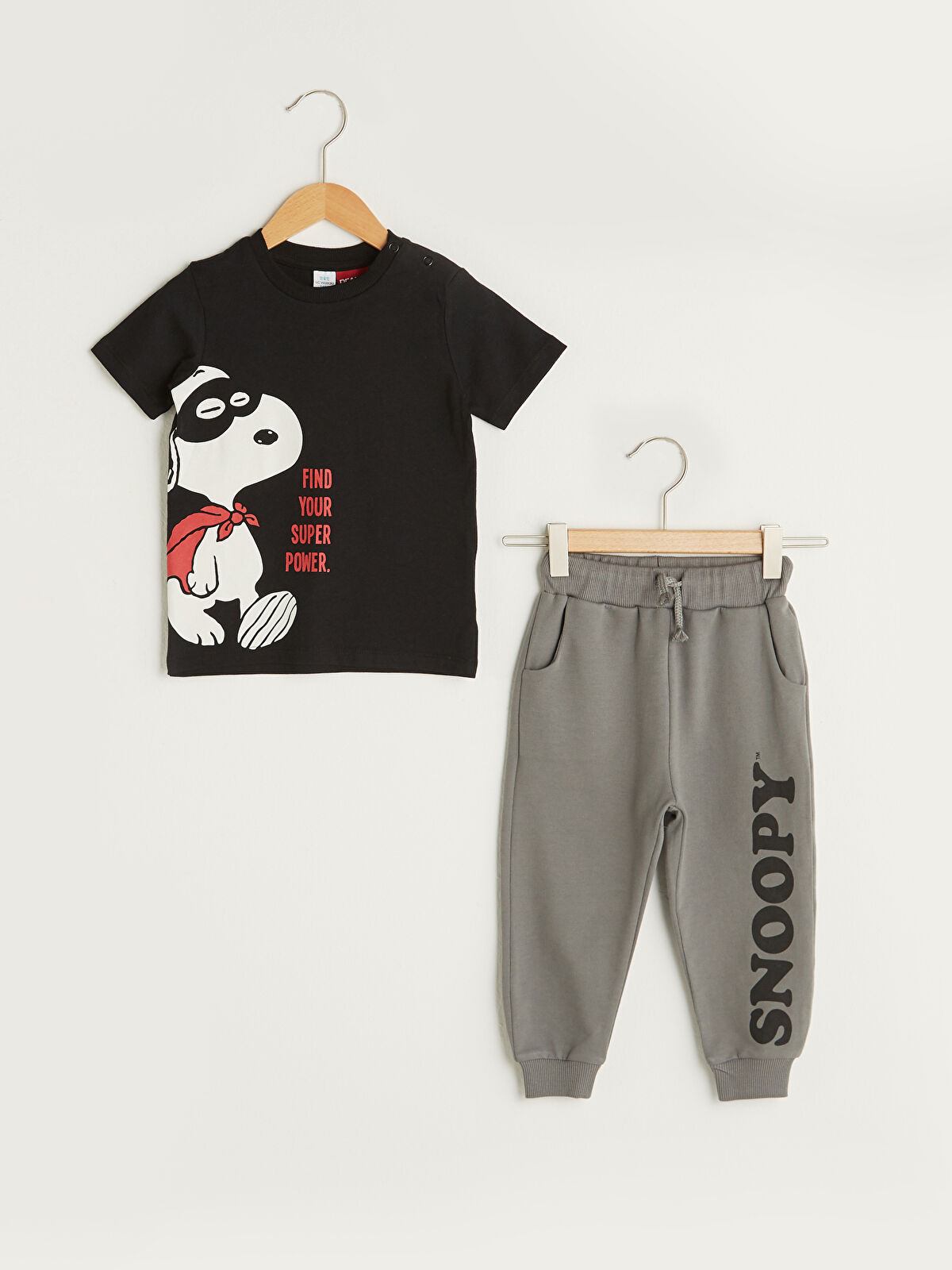 Bisiklet Yaka Kısa Kollu Snoopy Baskılı Pamuklu Erkek Bebek Tişört ve Jogger Pantolon 2'li Takım Bisiklet Yaka Kısa Kollu Snoopy Baskılı Pamuklu Erkek Bebek Tişört ve Jogger Pantolon 2'li Takım