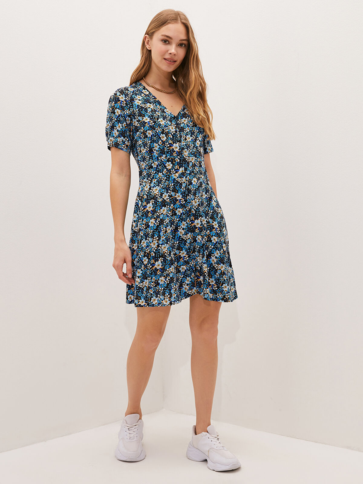 LCW CASUAL V Yaka Çiçek Baskılı Kısa Kollu Viskon Kadın Elbise