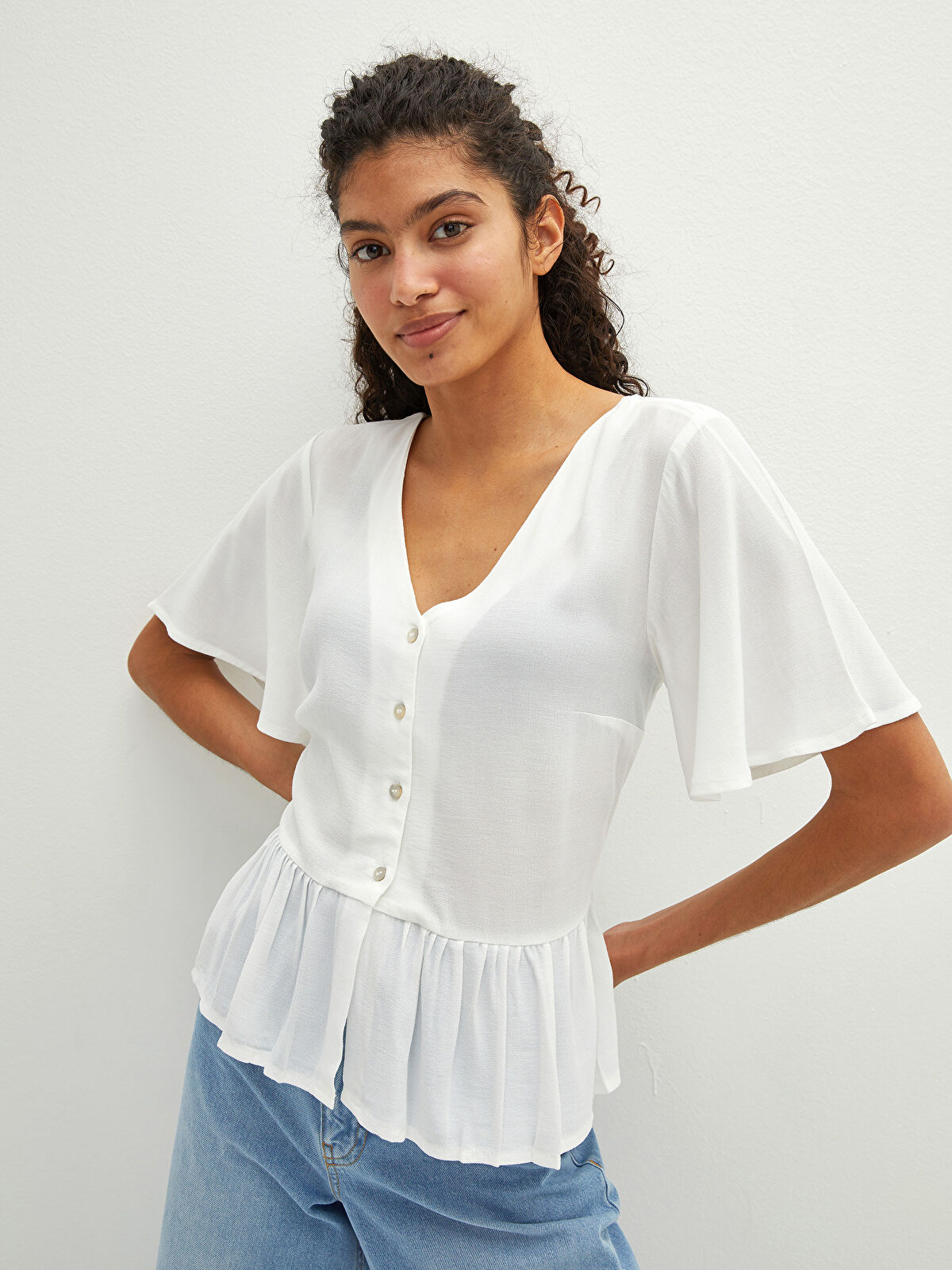 LCW CASUAL V Yaka Önden Düğmeli Kısa Kollu Krinkle Kumaş Kadın Bluz