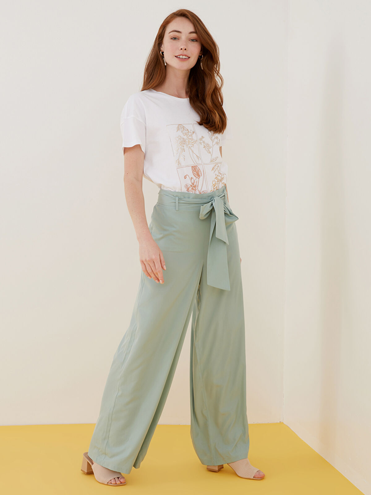 LCW CLASSIC Lastikli Yüksek Bel Kemer Detaylı Bol Paça Kadın Pantolon