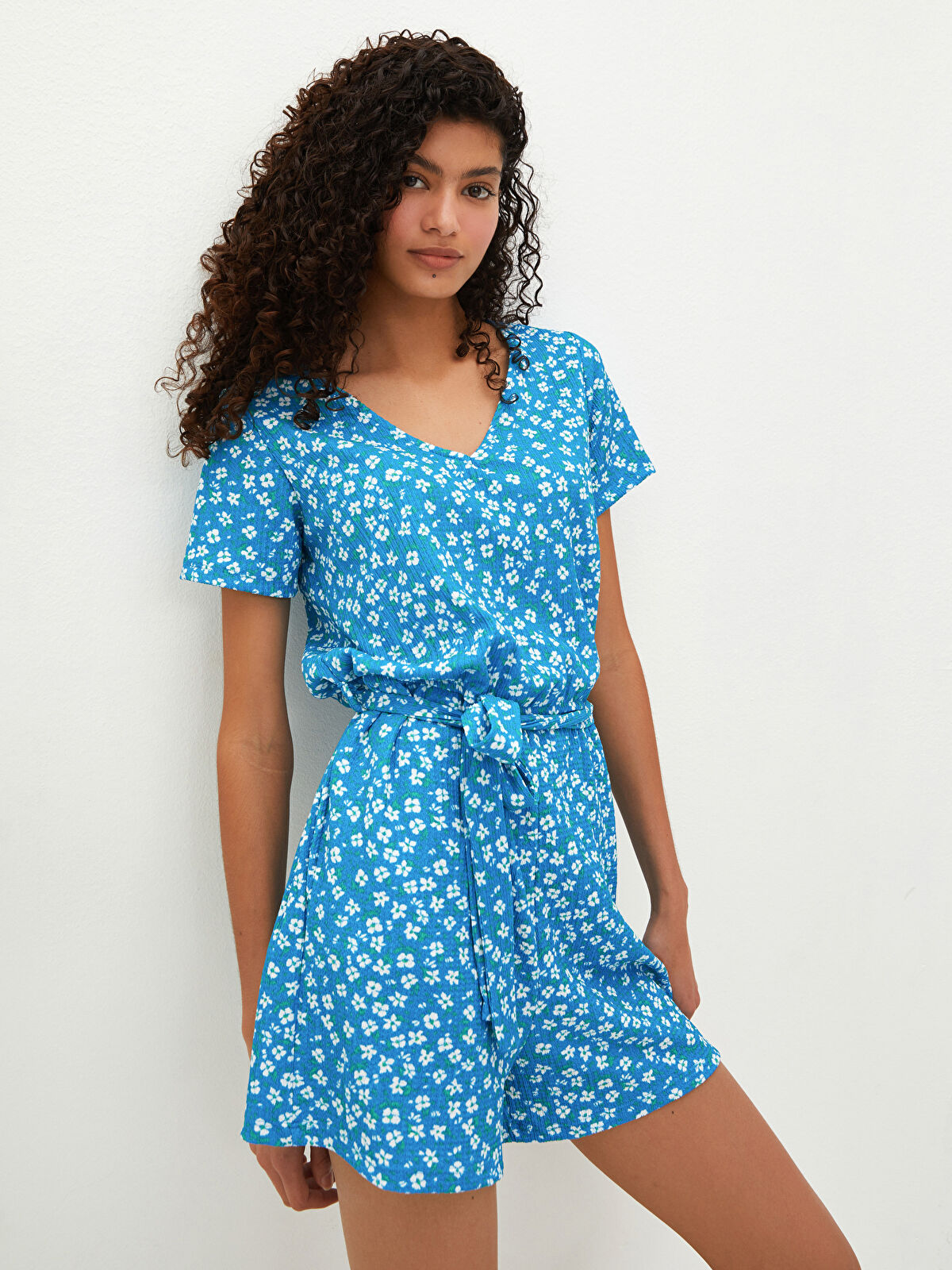 LCW CASUAL V Yaka Desenli Kısa Kollu Beli Bağlama Detaylı Raşel Kumaş Kadın Tulum