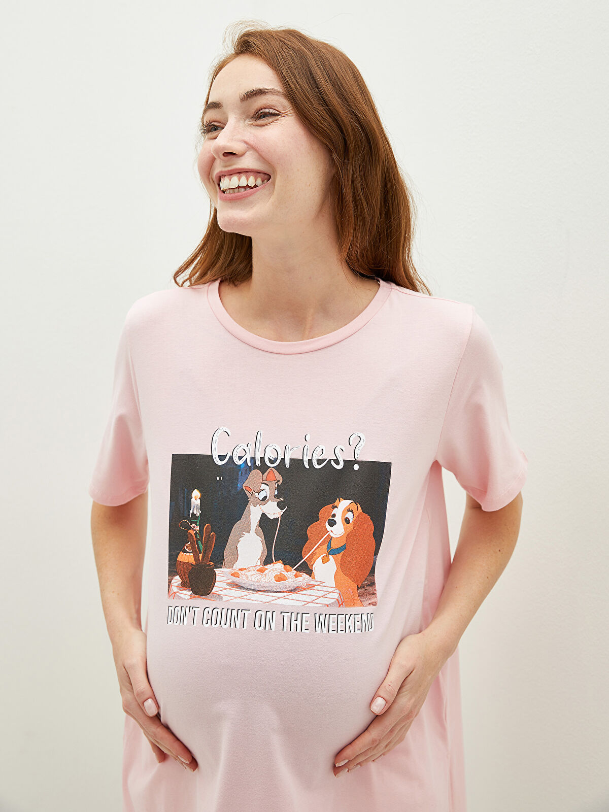 Bisiklet Yaka Lady And The Tramp Baskılı Kısa Kollu Pamuklu Hamile Tişört Bisiklet Yaka Lady And The Tramp Baskılı Kısa Kollu Pamuklu Hamile Tişört