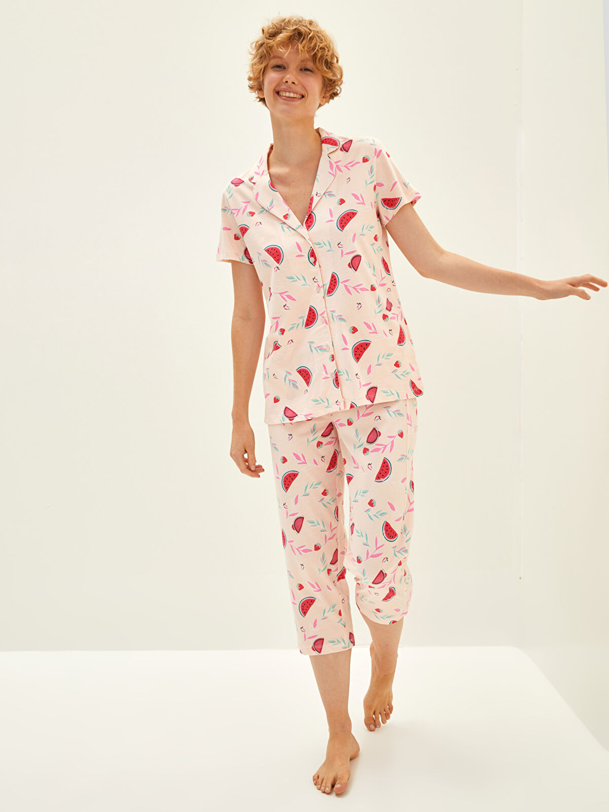 LCW DREAM Gömlek Yaka Desenli Kısa Kollu Pamuklu Kadın Caprili Pijama Takımı
