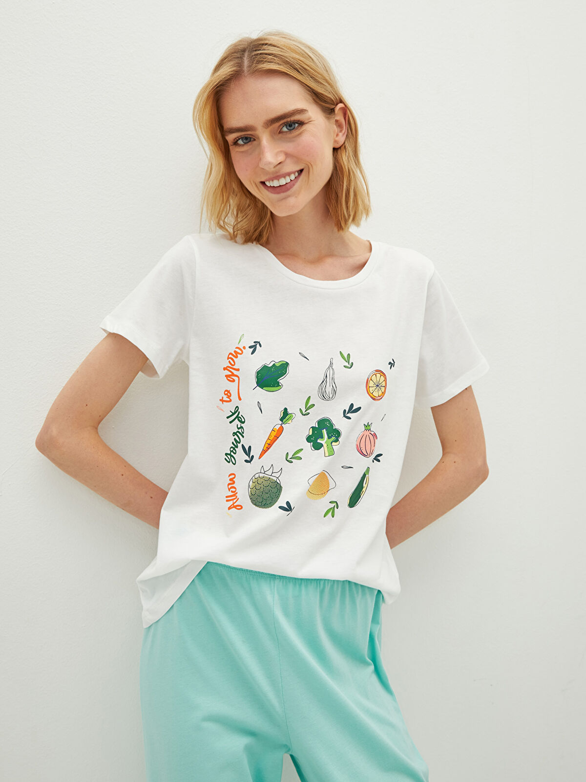 LCW DREAM Bisiklet Yaka Baskılı Kısa Kollu Pamuklu Kadın Caprili Pijama Takımı