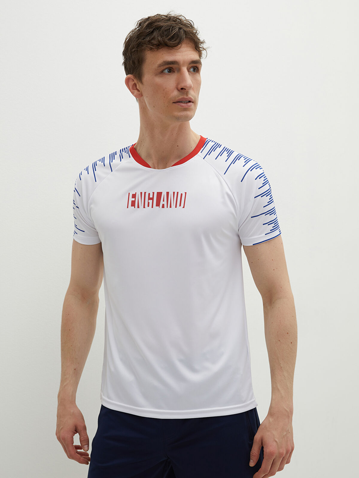 LCW SPORTS V Yaka Kısa Kollu UEFA EURO 2020 İngiltere Baskılı Aktif Spor Erkek Taraftar Tişört LCW SPORTS V Yaka Kısa Kollu UEFA EURO 2020 İngiltere Baskılı Aktif Spor Erkek Taraftar Tişört