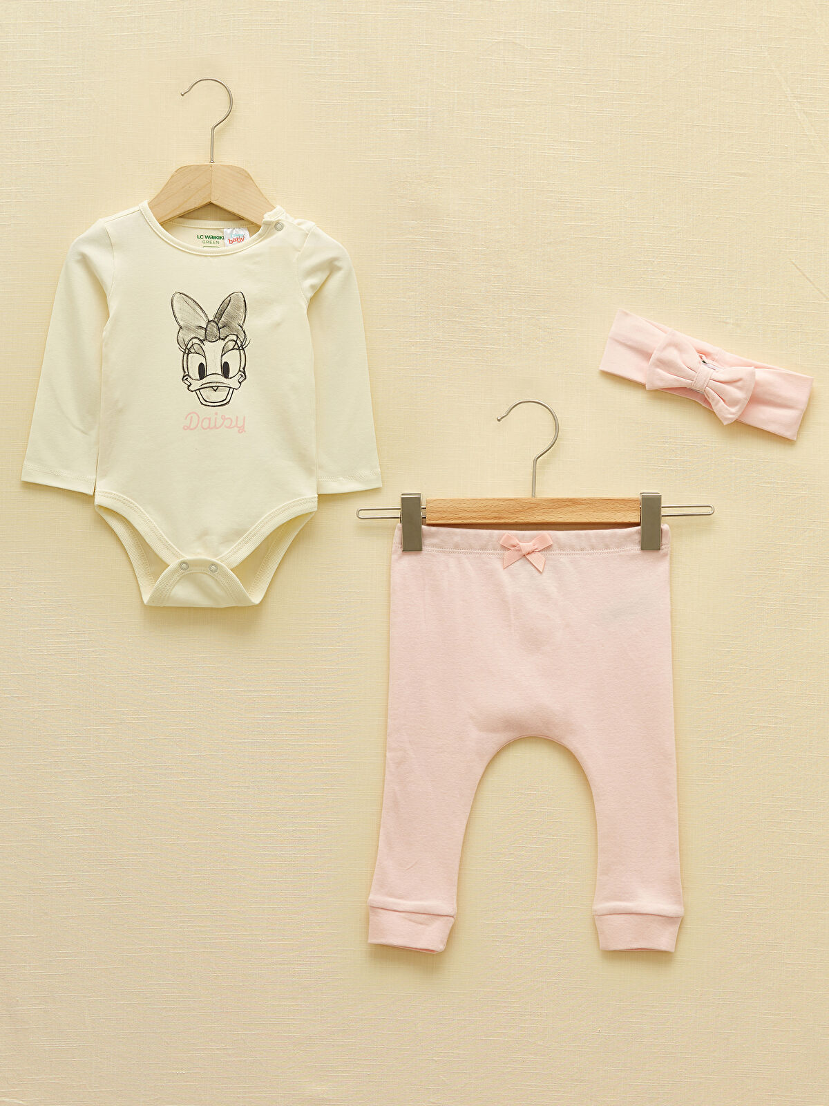 LCW GREEN Bisiklet Yaka Uzun Kollu Daisy Duck Baskılı Organik Pamuklu Kız Bebek Çıtçıtlı Body Pantolon ve Saç Bandı 3'lü Takım