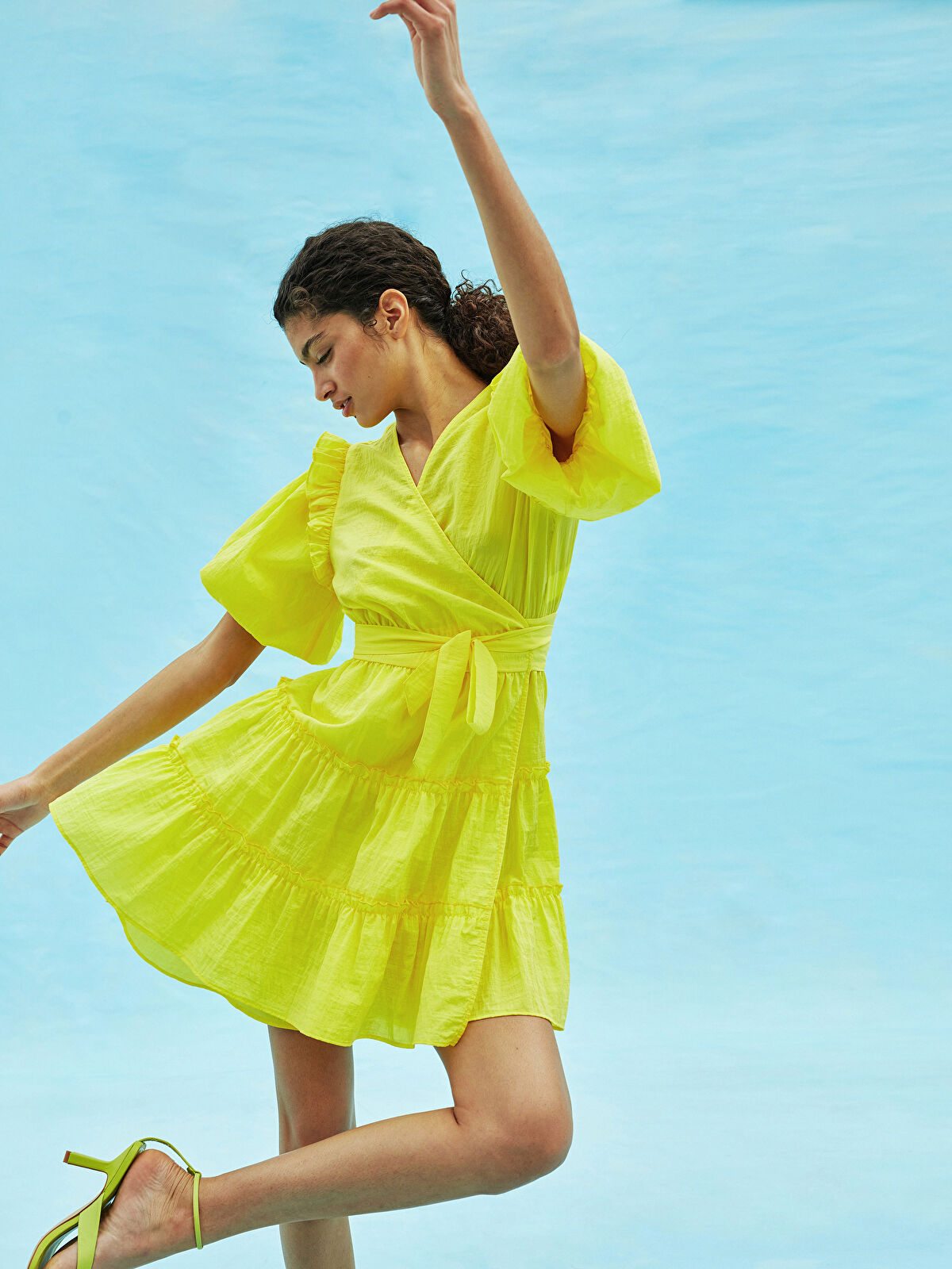 SUDI ETUZ X LC WAIKIKI KRUVAZE YAKA BALON KOLLU FIRFIR DETAYLI KADIN GİGİ ELBİSE