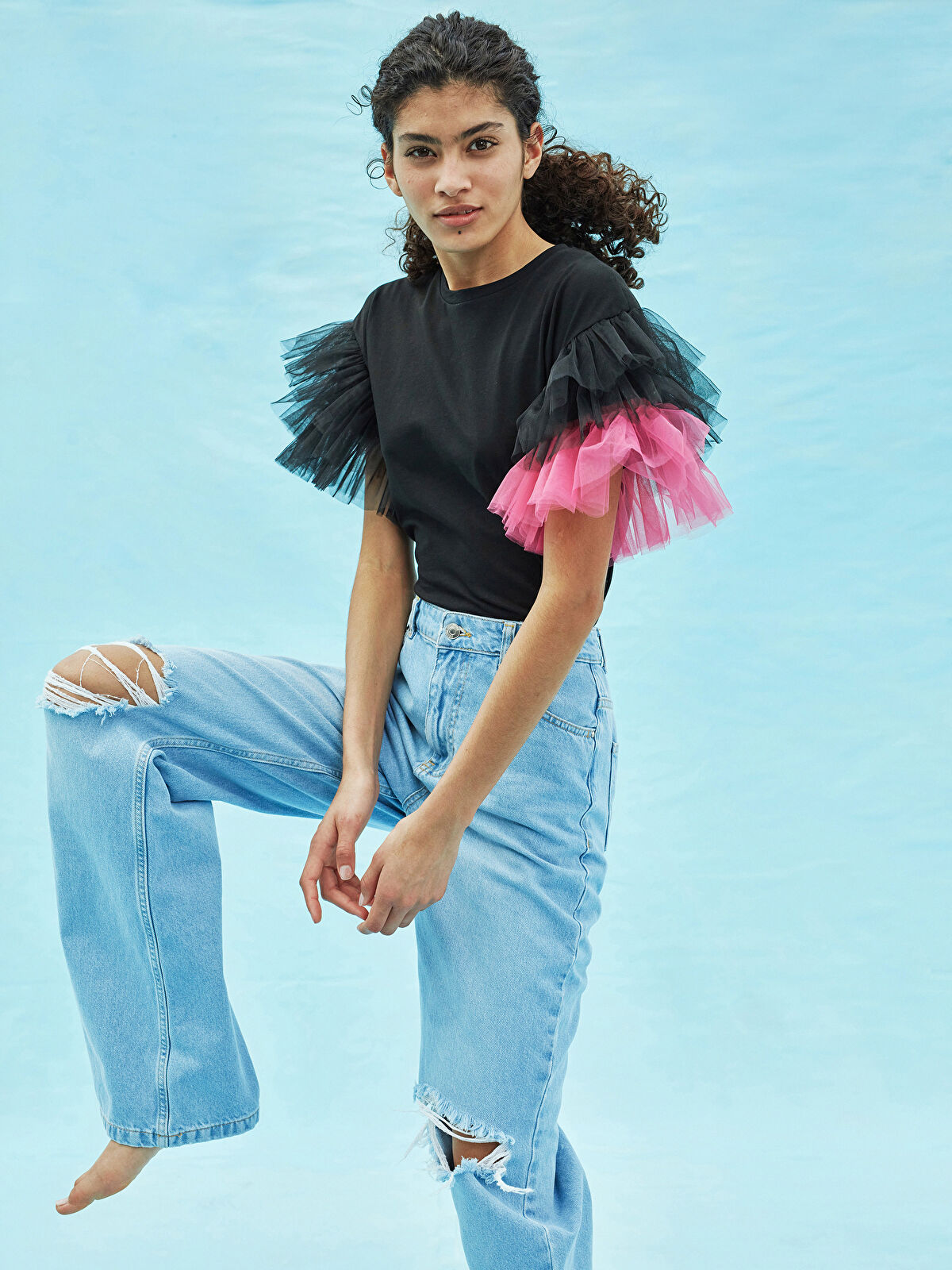 SUDI ETUZ X LC WAIKIKI YUVARLAK YAKA FIRFIRLI KOL DETAYLI KADIN LUIS TİŞÖRT SUDI ETUZ X LC WAIKIKI YUVARLAK YAKA FIRFIRLI KOL DETAYLI KADIN LUIS TİŞÖRT