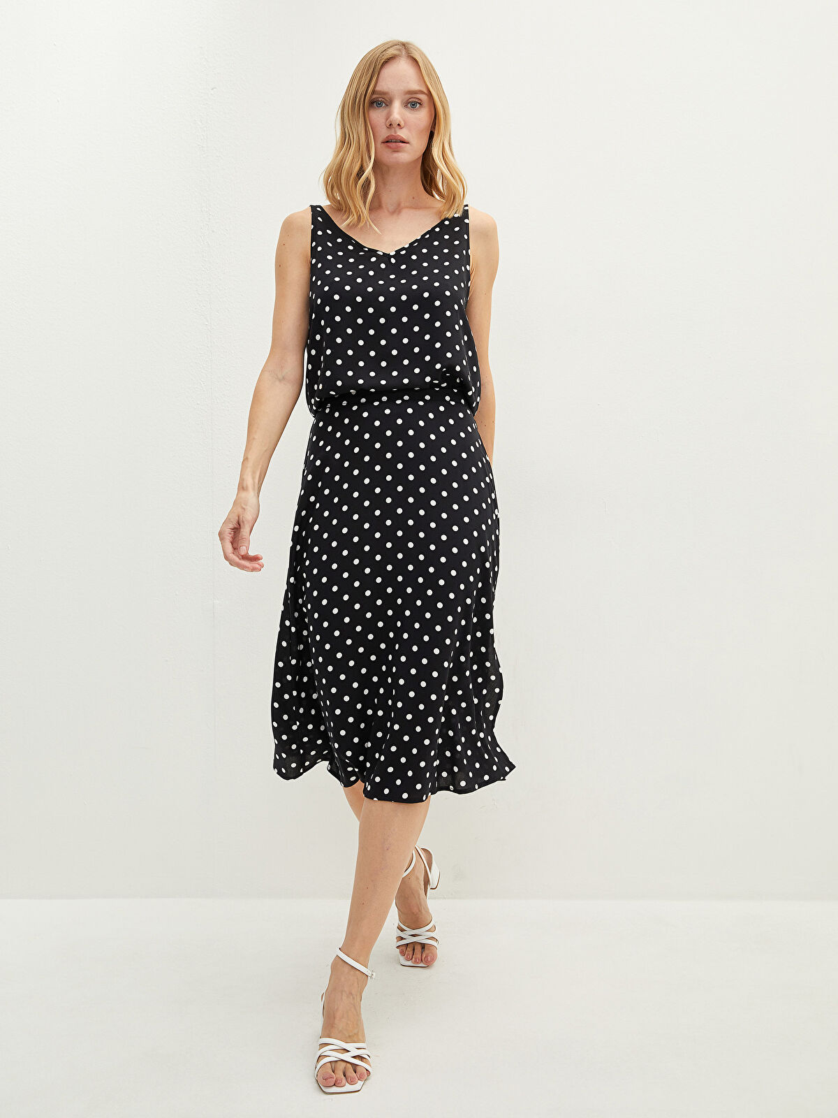 LCW CLASSIC V Yaka Askılı Desenli Çapraz Biye Detaylı Viskon Kadın Bluz