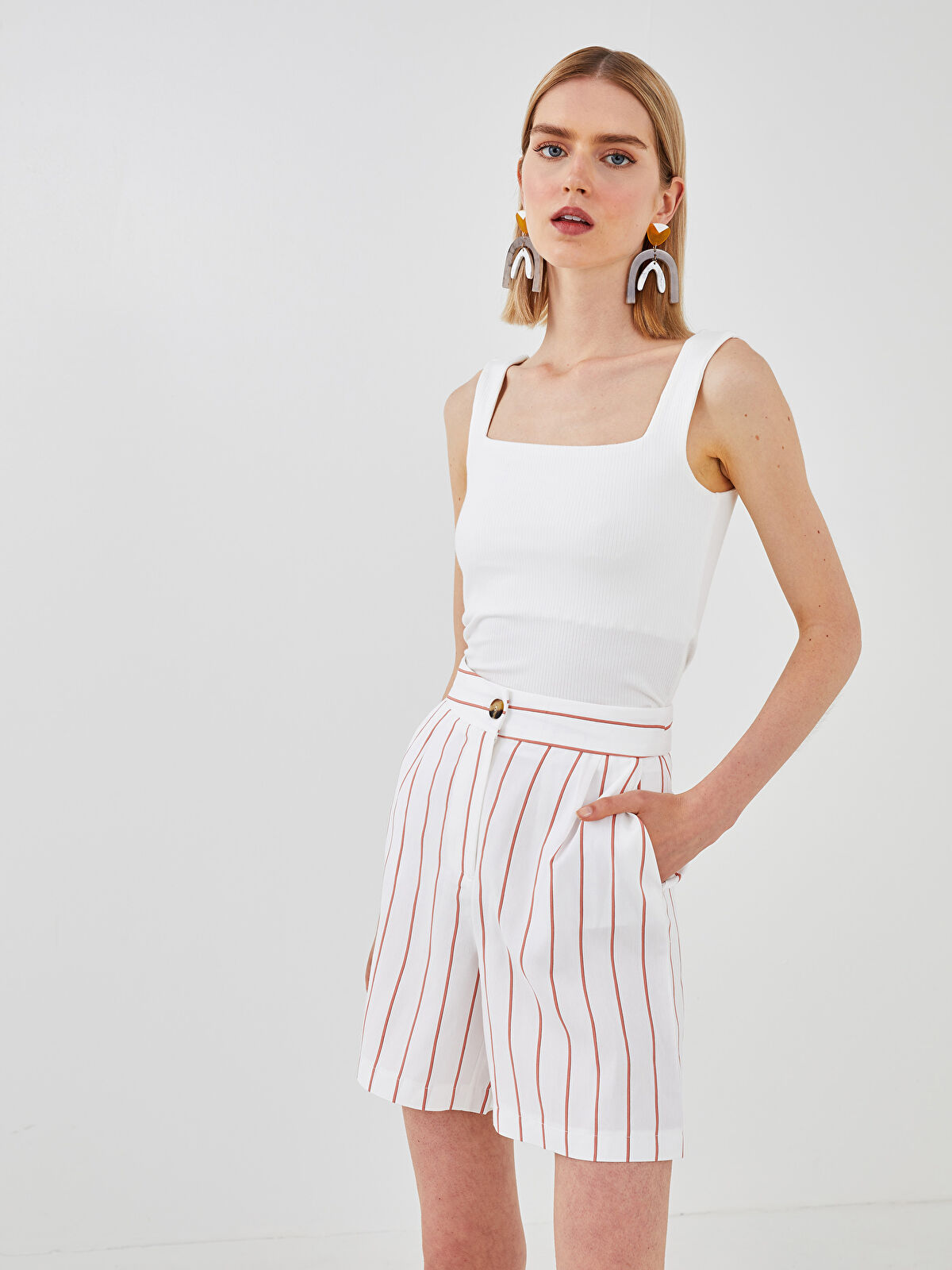 Yüksek Bel Çizgili Cep Detaylı Keten Görünümlü Kumaş Kadın Şort