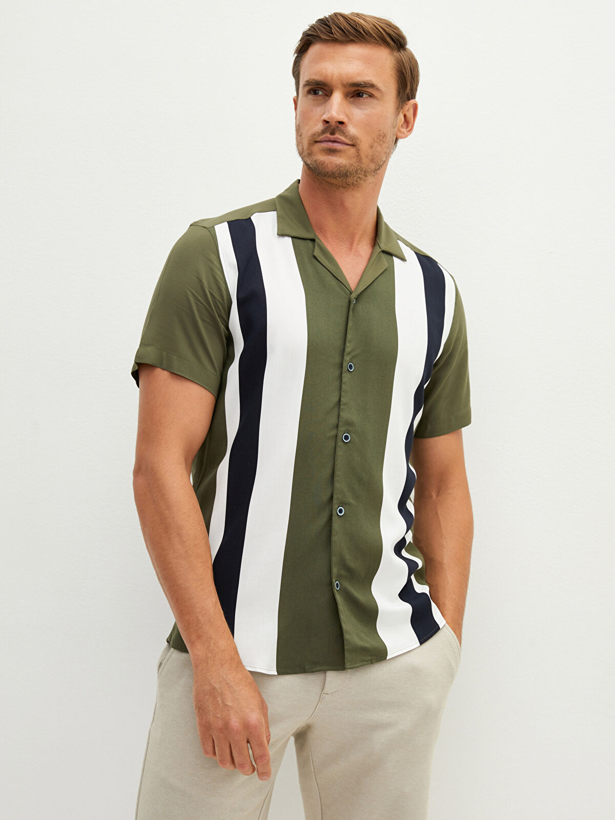 LCW VISION Slim Fit Kısa Kollu Renk Bloklu Viskon Erkek Gömlek LCW VISION Slim Fit Kısa Kollu Renk Bloklu Viskon Erkek Gömlek