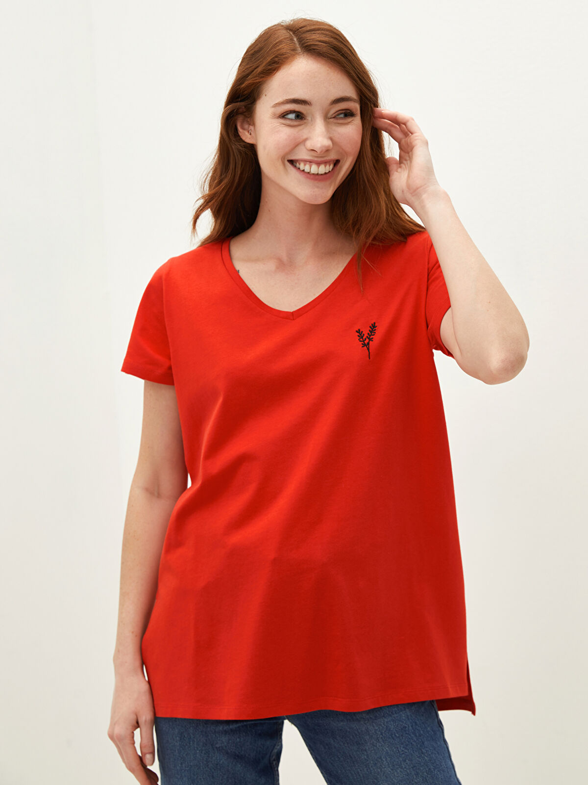 LCW CLASSIC V Yaka Nakışlı Kısa Kollu Kadın Tişört