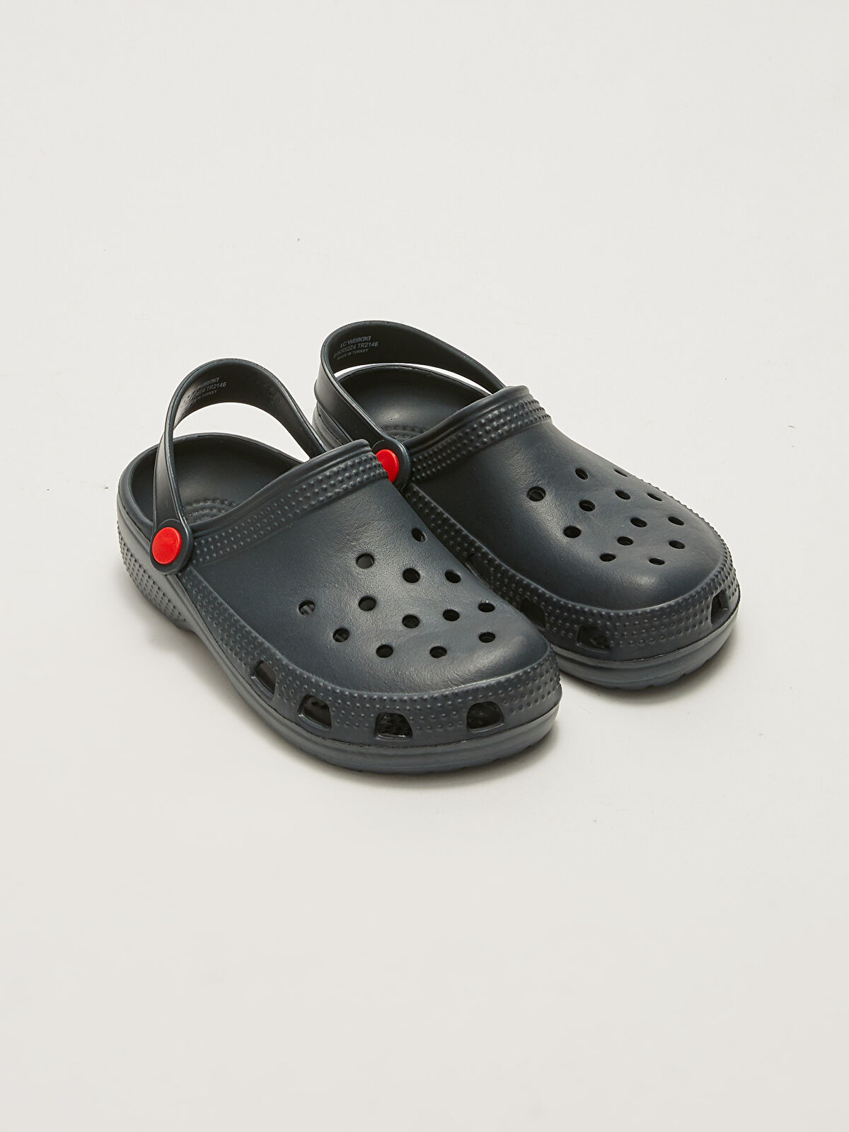 Delik Detaylı Erkek Çocuk Plaj Sandaleti