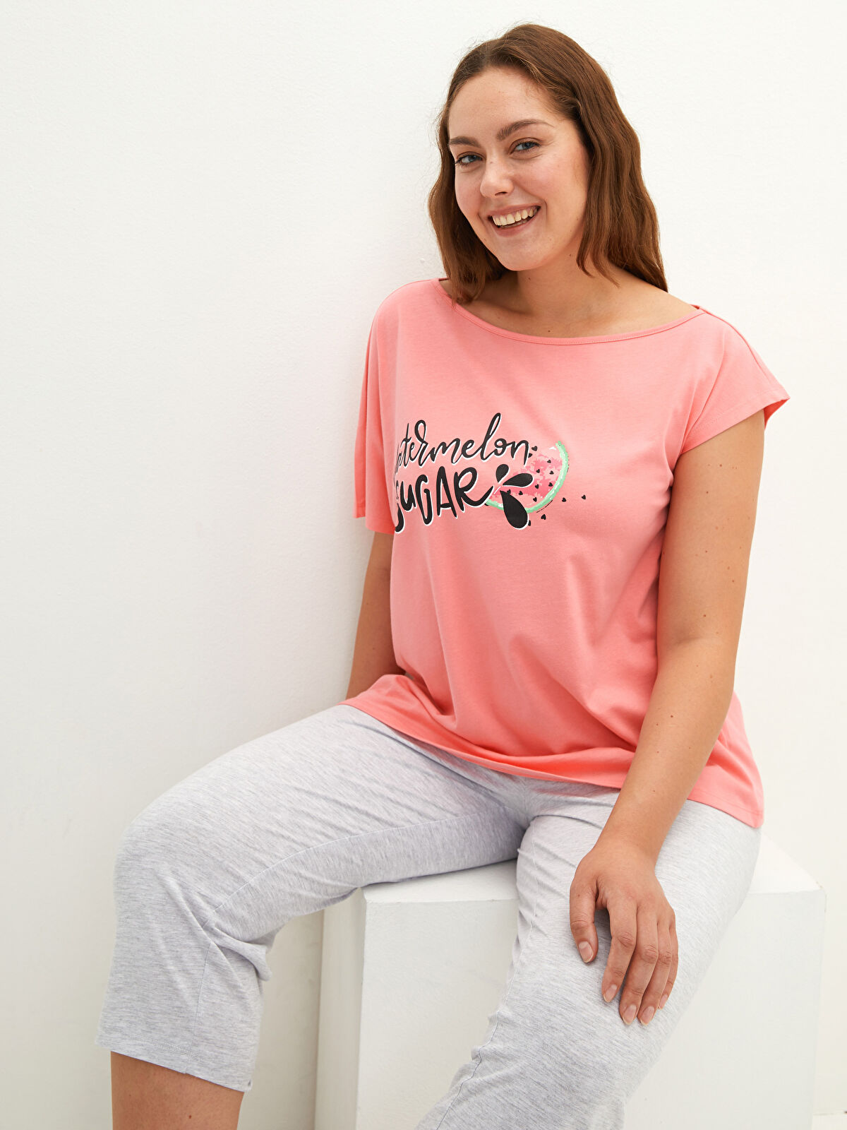 LCW DREAM Kayık Yaka Baskılı Kısa Kollu Kadın Caprili Pijama Takımı