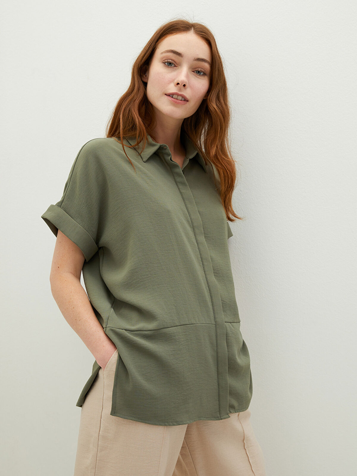 LCW CLASSIC Gizli Düğme Kapamalı Kısa Kollu Poplin Kadın Gömlek LCW CLASSIC Gizli Düğme Kapamalı Kısa Kollu Poplin Kadın Gömlek