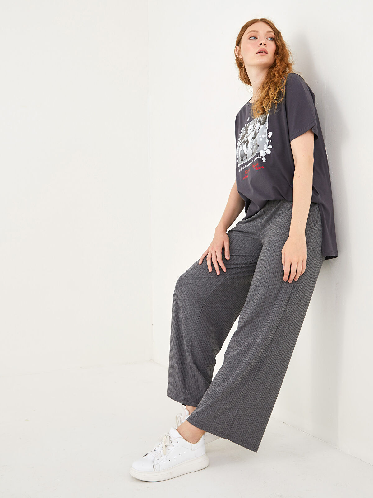 Büyük Beden Beli Lastikli Düz Geniş Paça Cep Detaylı Kaşkorse Kumaş Kadın Eşofman Altı Büyük Beden Beli Lastikli Düz Geniş Paça Cep Detaylı Kaşkorse Kumaş Kadın Eşofman Altı