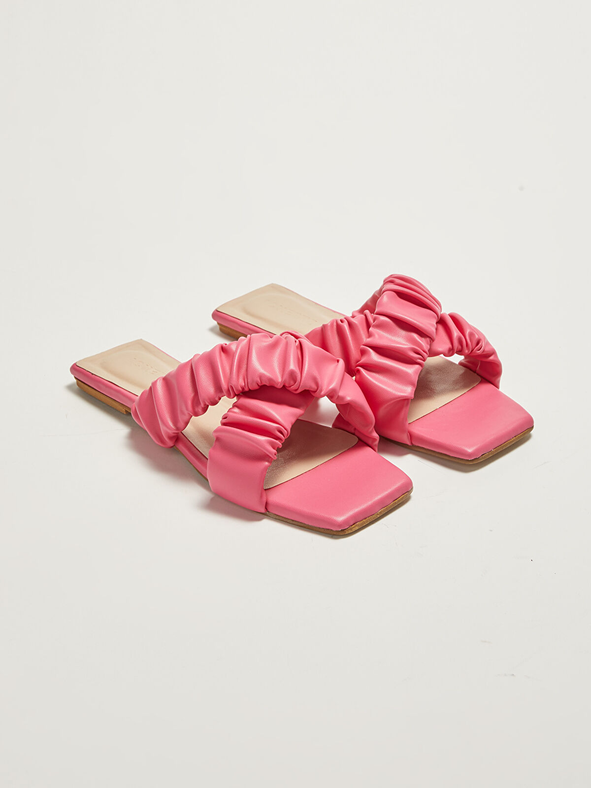 Deri Görünümlü Çapraz Bantlı Kadın Terlik