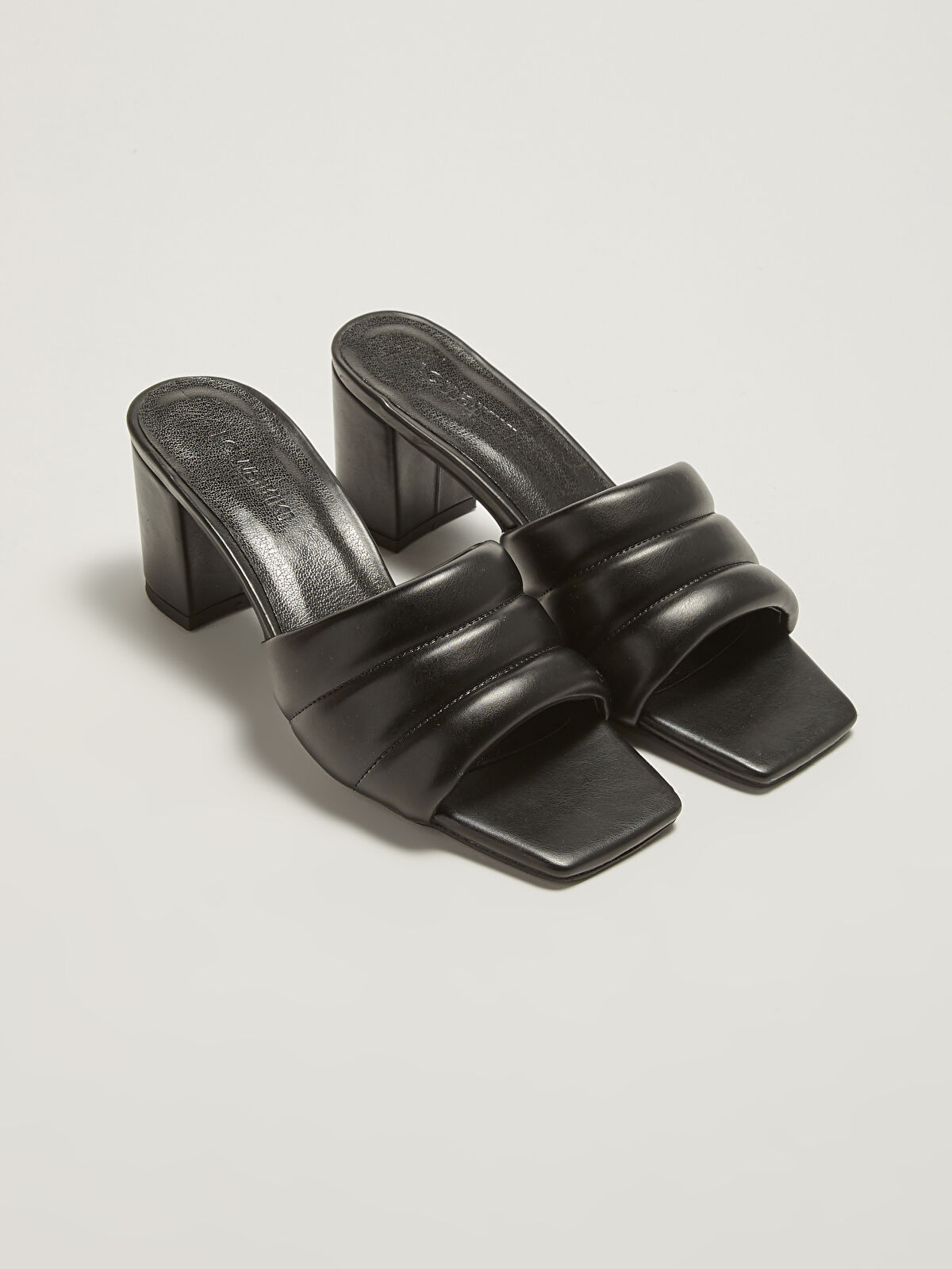 Deri Görünümlü Tek Bantlı Topuklu Kadın Terlik