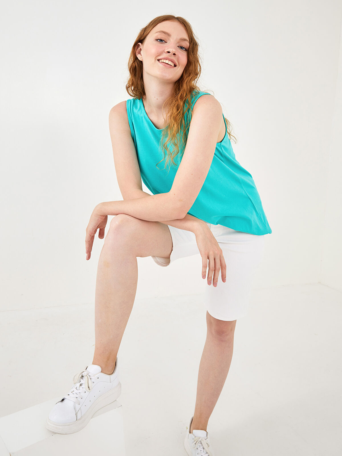 Büyük Beden U Yaka Kolsuz Düz Pamuklu Kadın Atlet