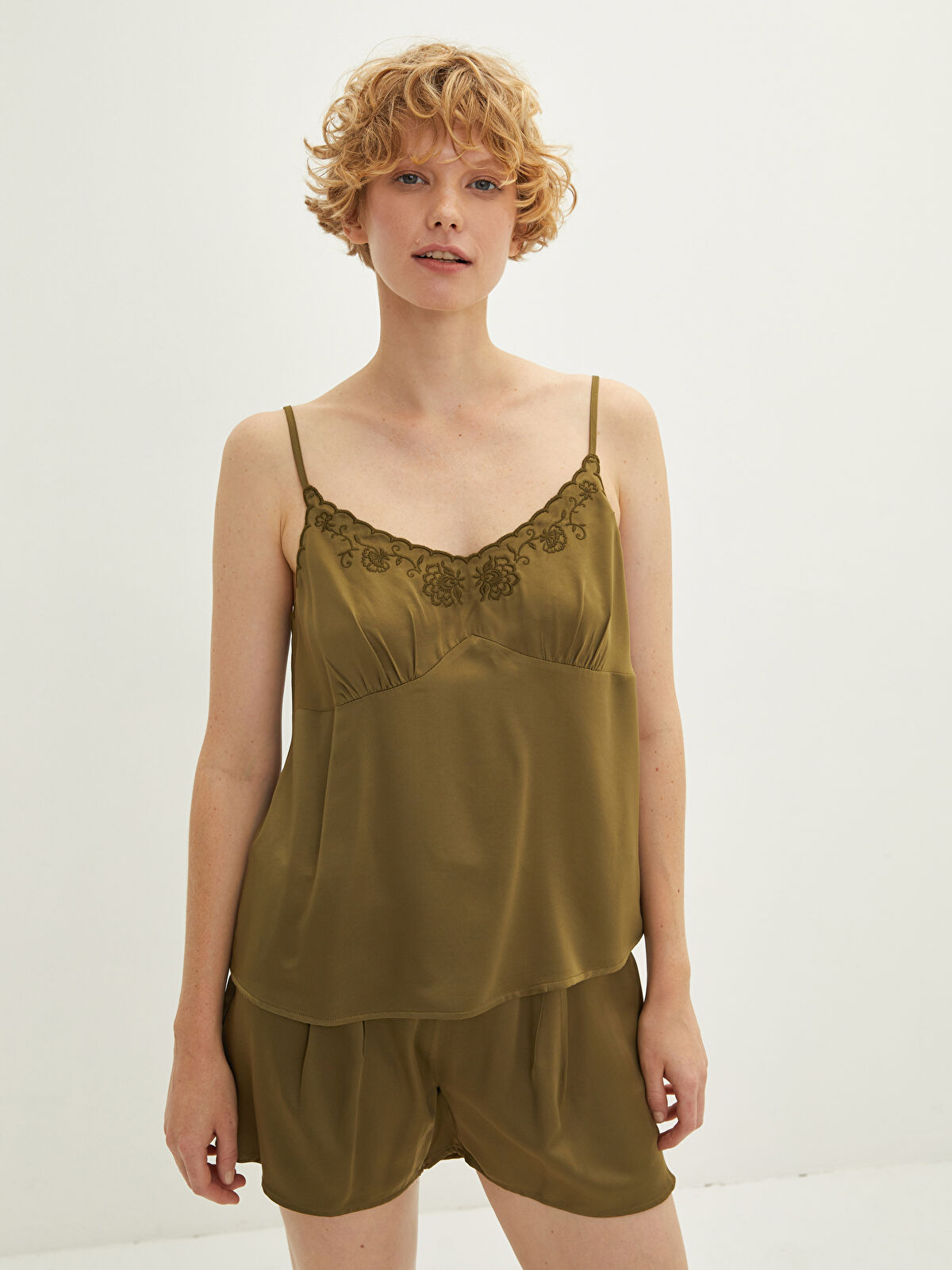 LCW DREAM V Yaka İp Askılı Nakış Detaylı Kadın Şortlu Pijama Takımı LCW DREAM V Yaka İp Askılı Nakış Detaylı Kadın Şortlu Pijama Takımı