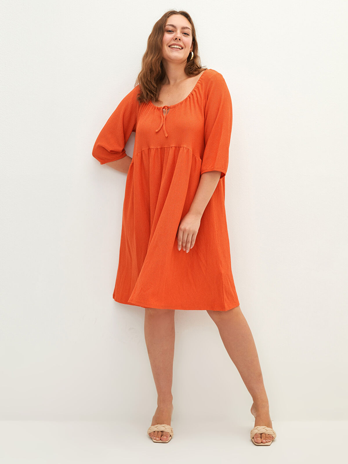 Büyük Beden Bağlamalı Yaka Düz Krinkle Kumaş Kadın Elbise Büyük Beden Bağlamalı Yaka Düz Krinkle Kumaş Kadın Elbise