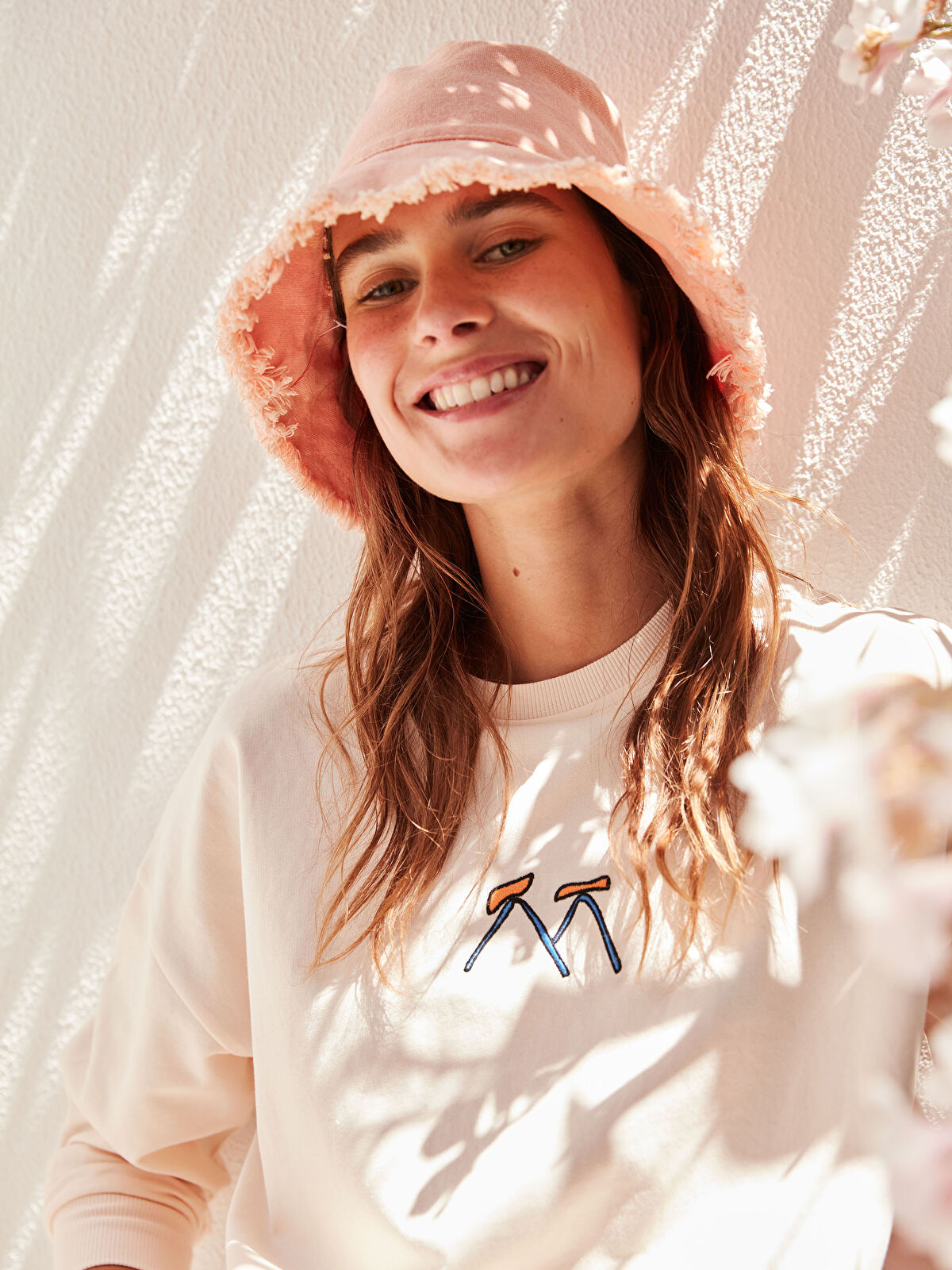 Kuaybe Gider X LC Waikiki Bisiklet Yaka Nakışlı Uzun Kollu Kadın Tunik