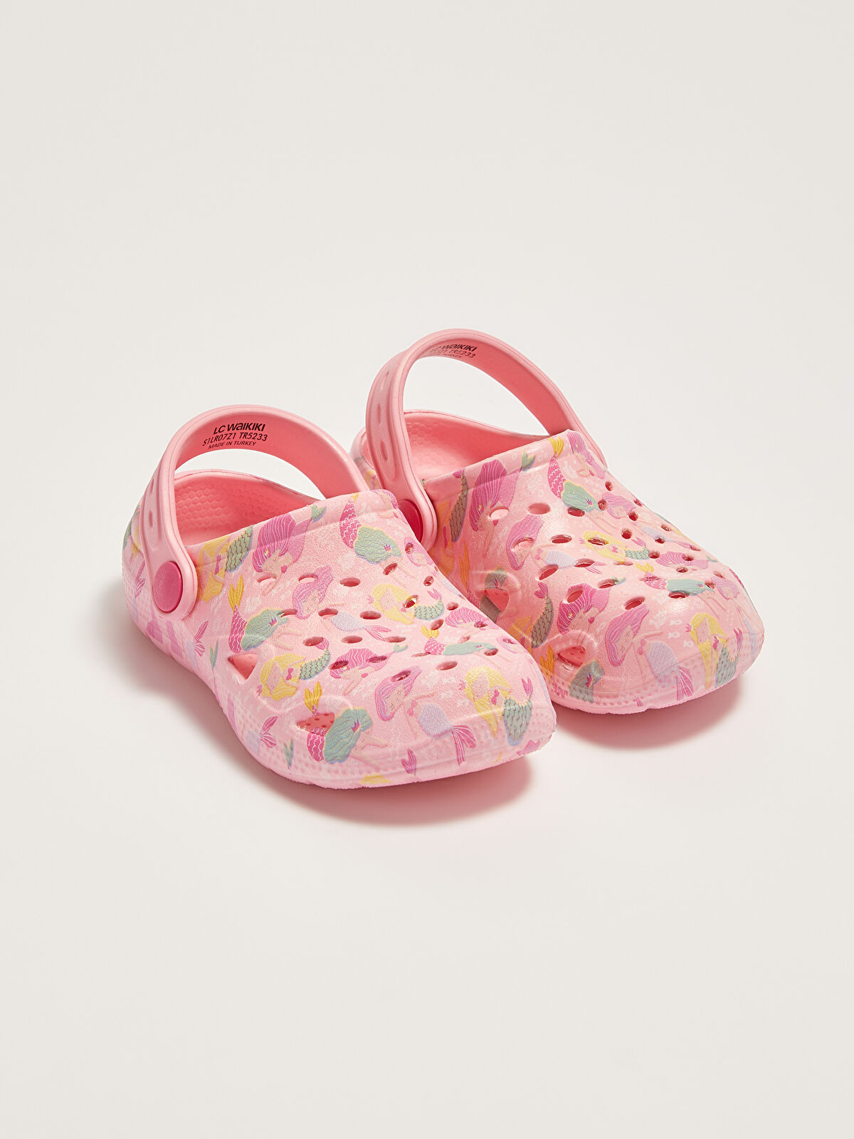 Baskılı Delikli Görünümlü Kız Bebek Sandalet