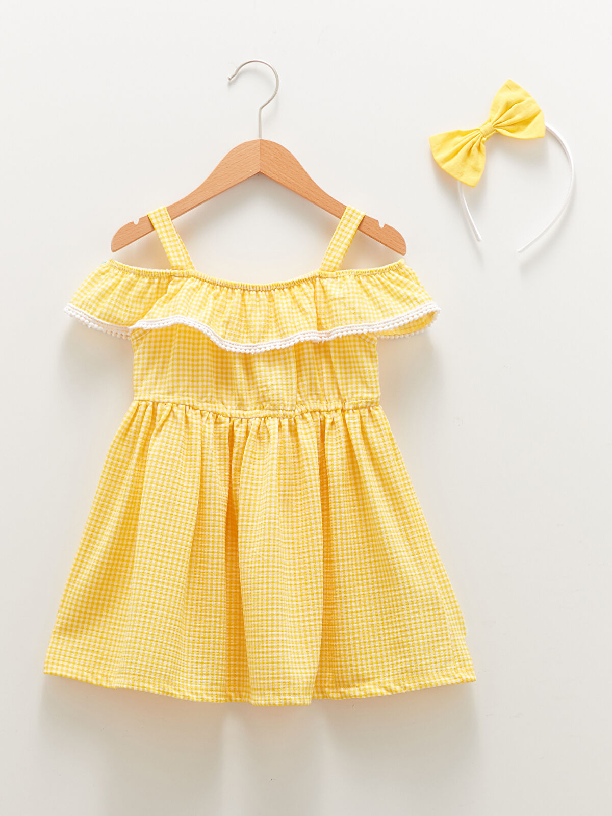 Kayık Yaka Askılı Ekose Desenli Kız Bebek Elbise ve Taç 2'li Takım Kayık Yaka Askılı Ekose Desenli Kız Bebek Elbise ve Taç 2'li Takım