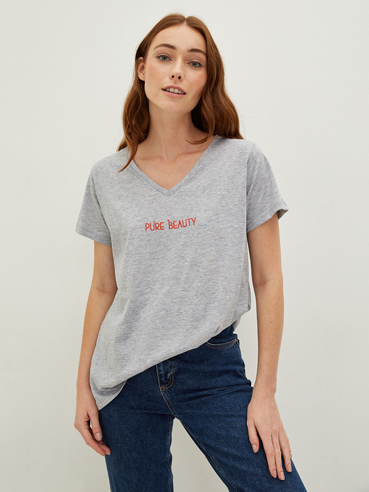 LCW CLASSIC V Yaka Nakışlı Kısa Kollu Kadın Tişört