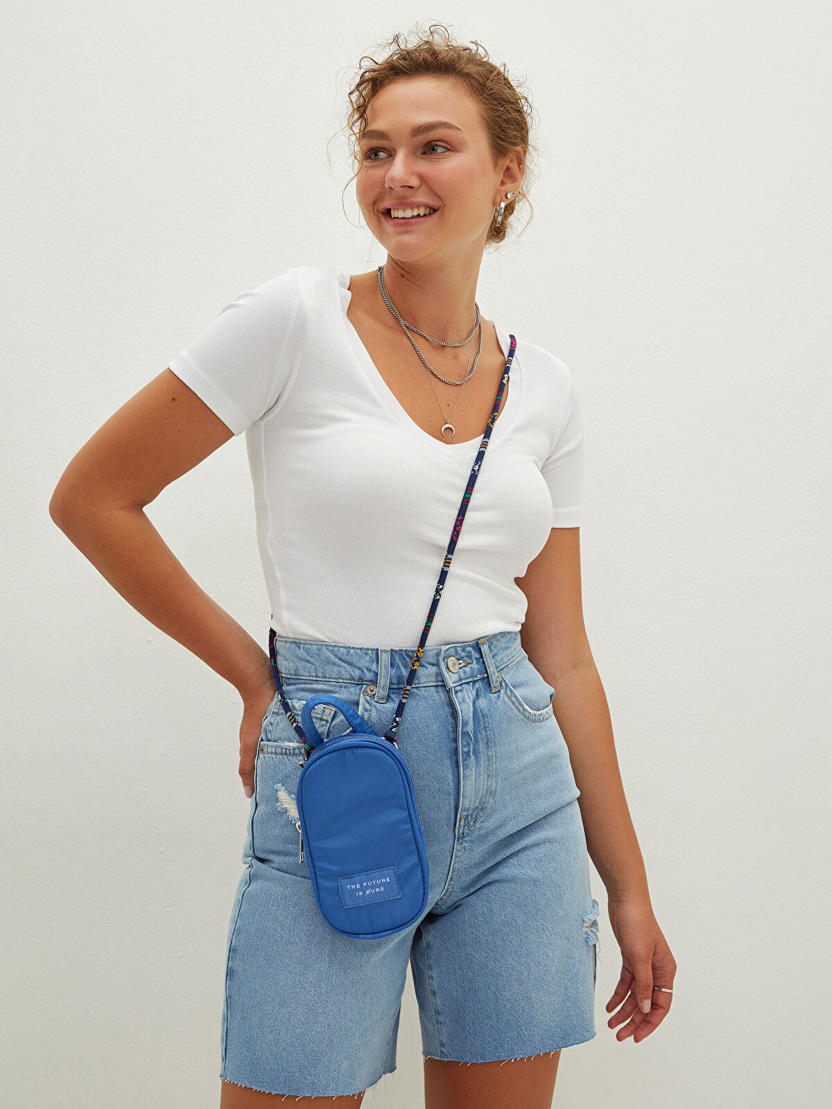 Standart Fit Cepli Yırtık Detaylı Kadın Rodeo Jean Şort