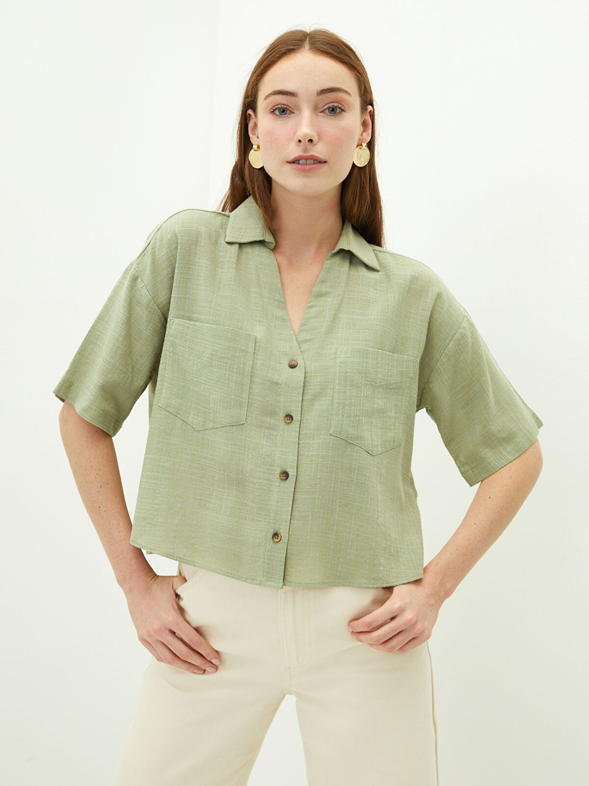 LCW VISION Önden Düğme Kapamalı Cep Detaylı Kısa Kollu Keten Görünümlü Crop Kadın Gömlek LCW VISION Önden Düğme Kapamalı Cep Detaylı Kısa Kollu Keten Görünümlü Crop Kadın Gömlek