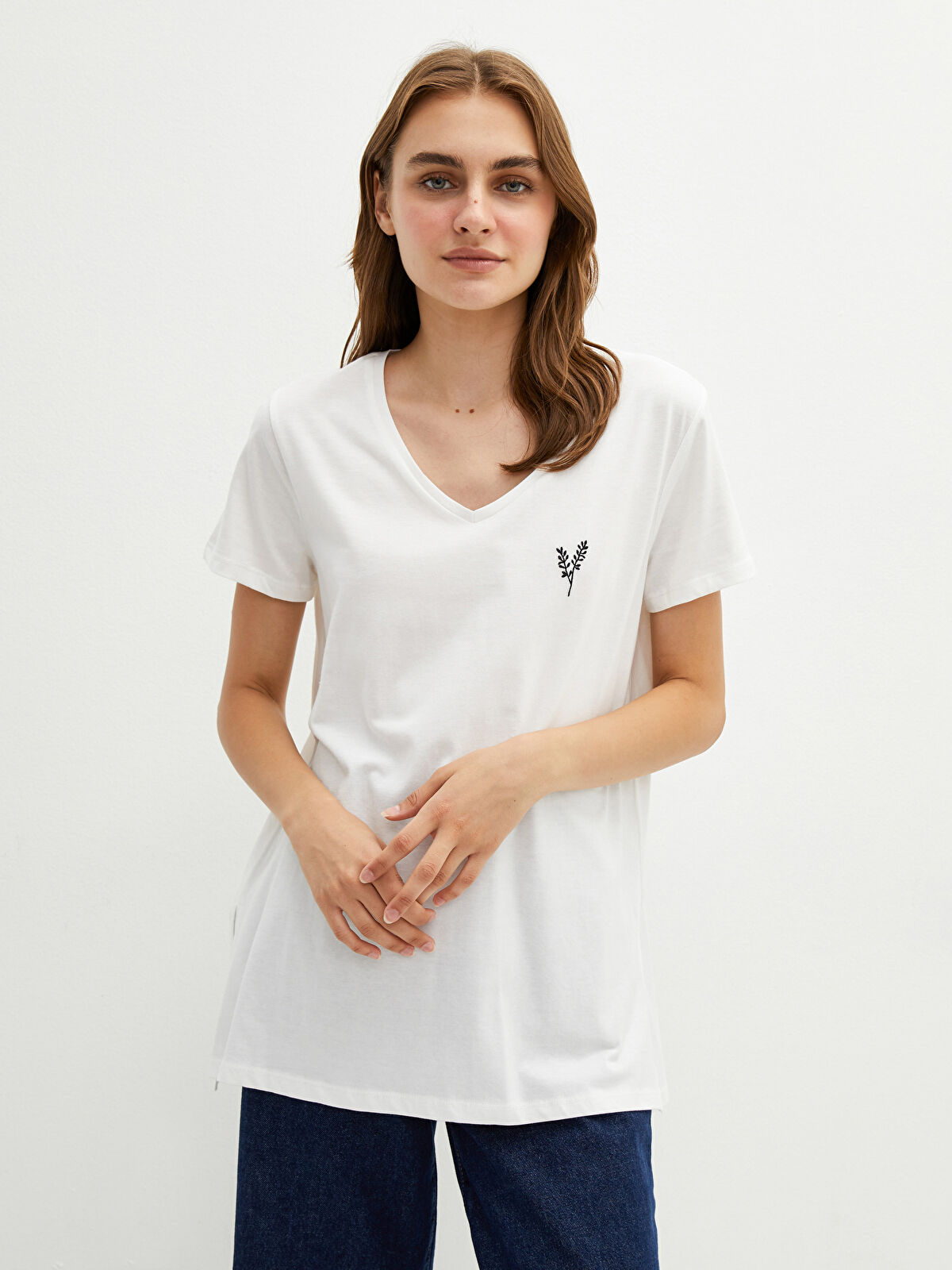 LCW CLASSIC V Yaka Nakışlı Kısa Kollu Pamuklu Kadın Tişört