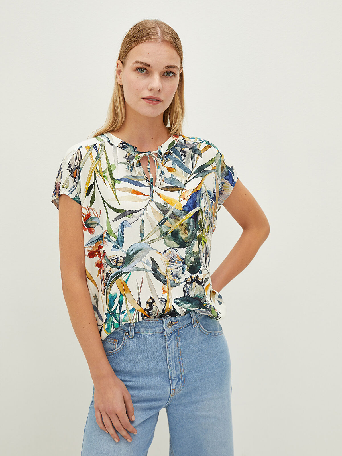 LCW CLASSIC Bağlamalı Yaka Desenli Kısa Kollu Viskon Kadın Bluz