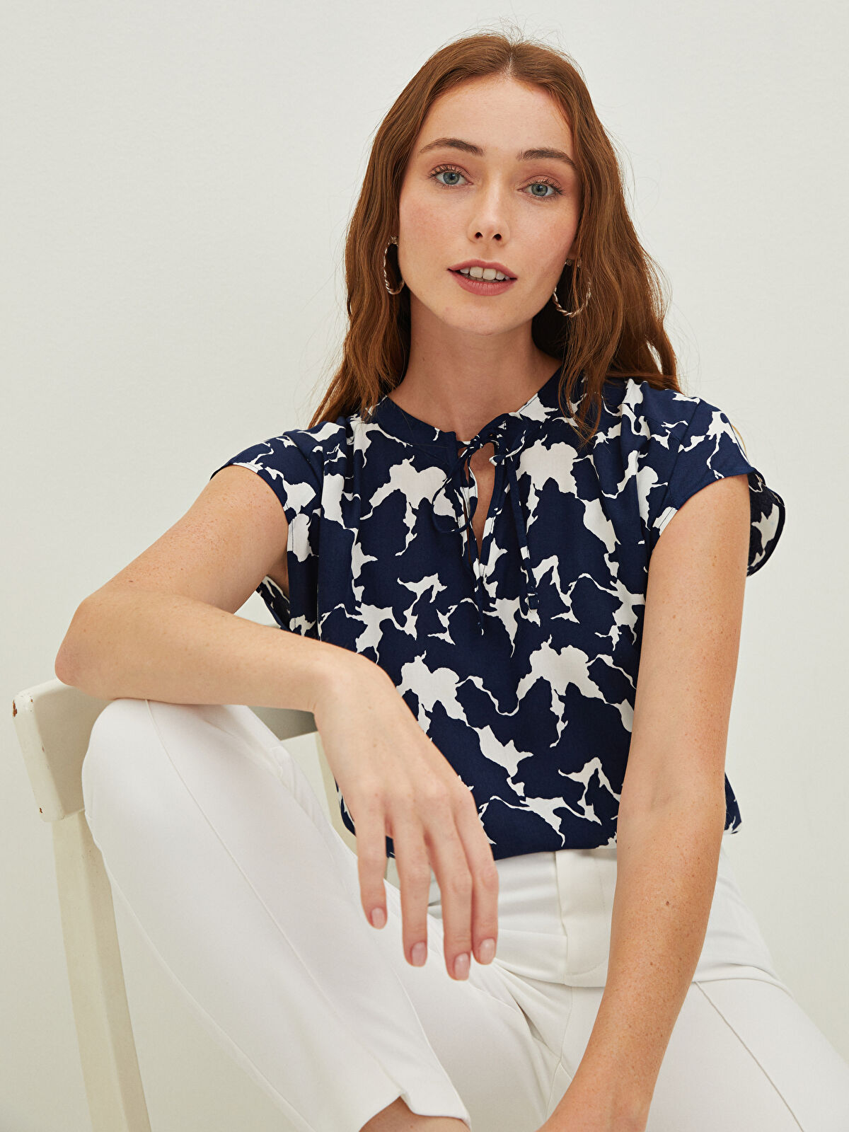 LCW CLASSIC Bağlamalı Yaka Desenli Kısa Kollu Viskon Kadın Bluz