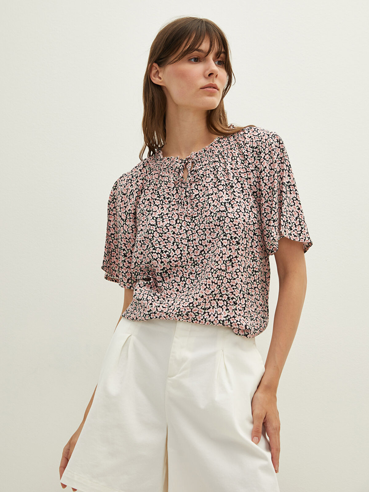 LCW CLASSIC Bağlamalı Yaka Çiçekli Kısa Kollu Viskon Kadın Bluz