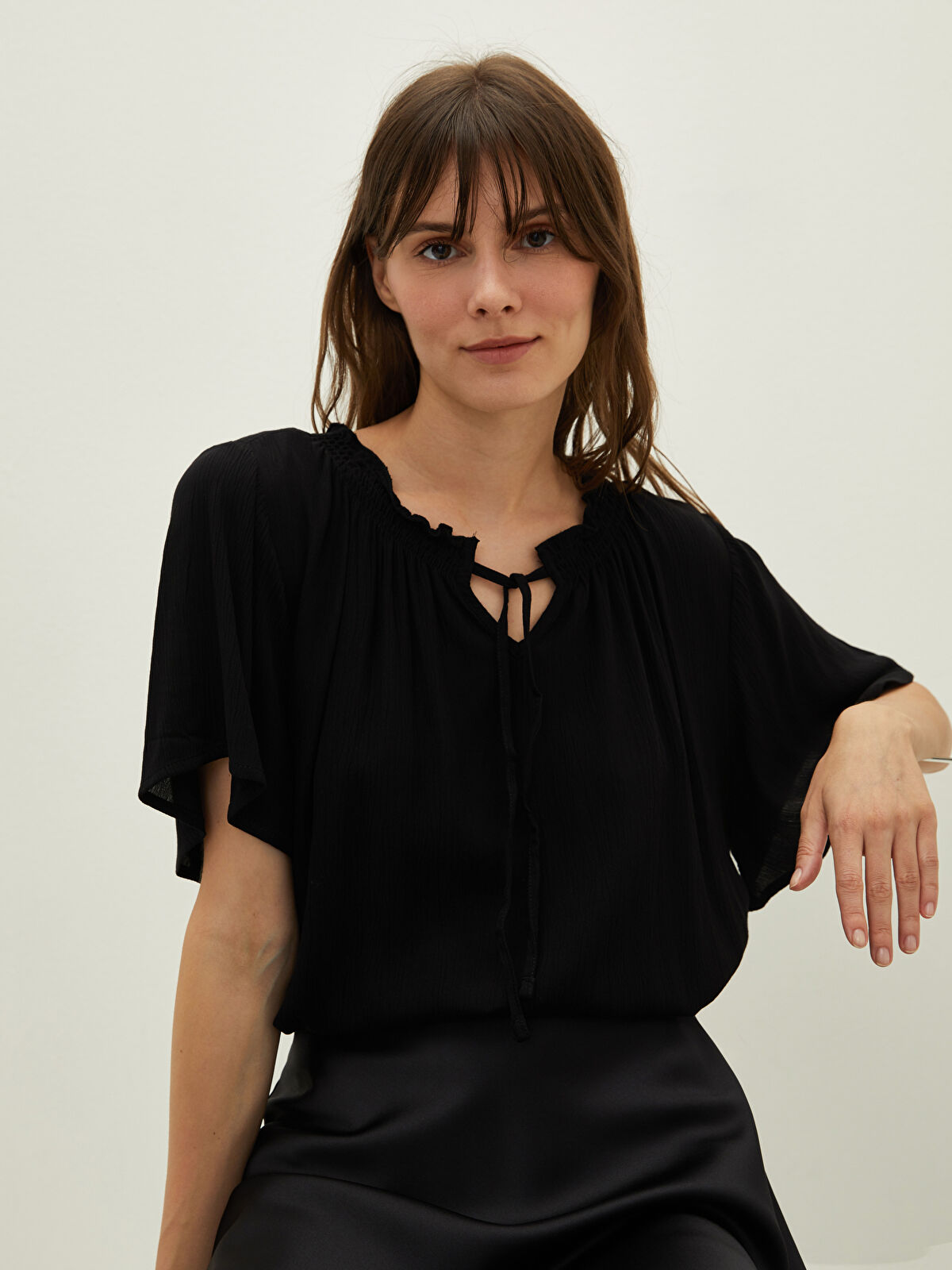 LCW CLASSIC Bağlamalı Yaka Düz Kısa Kollu Viskon Kadın Bluz