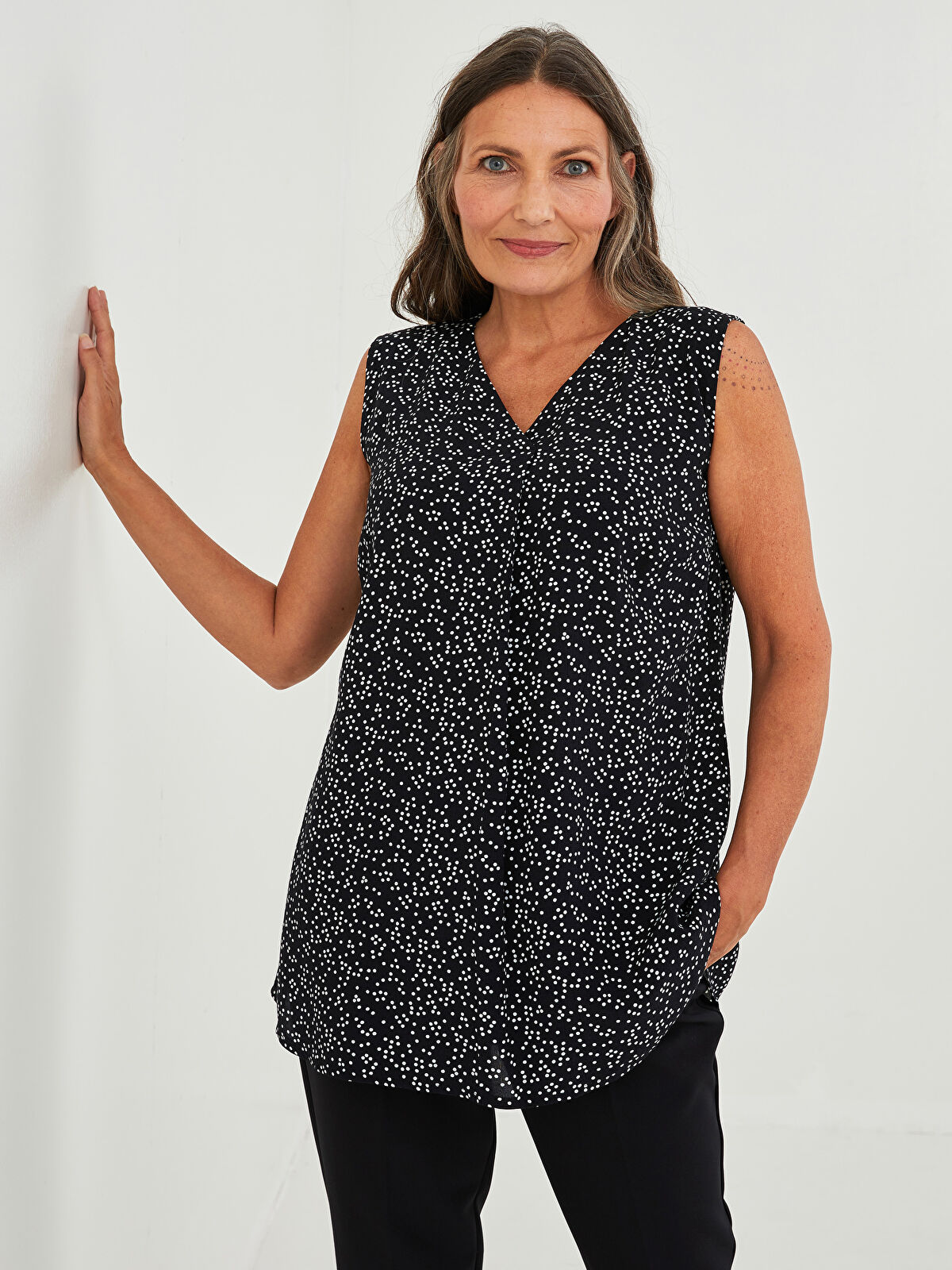 LCW GRACE V Yaka Puantiyeli Kolsuz Viskon Kadın Bluz