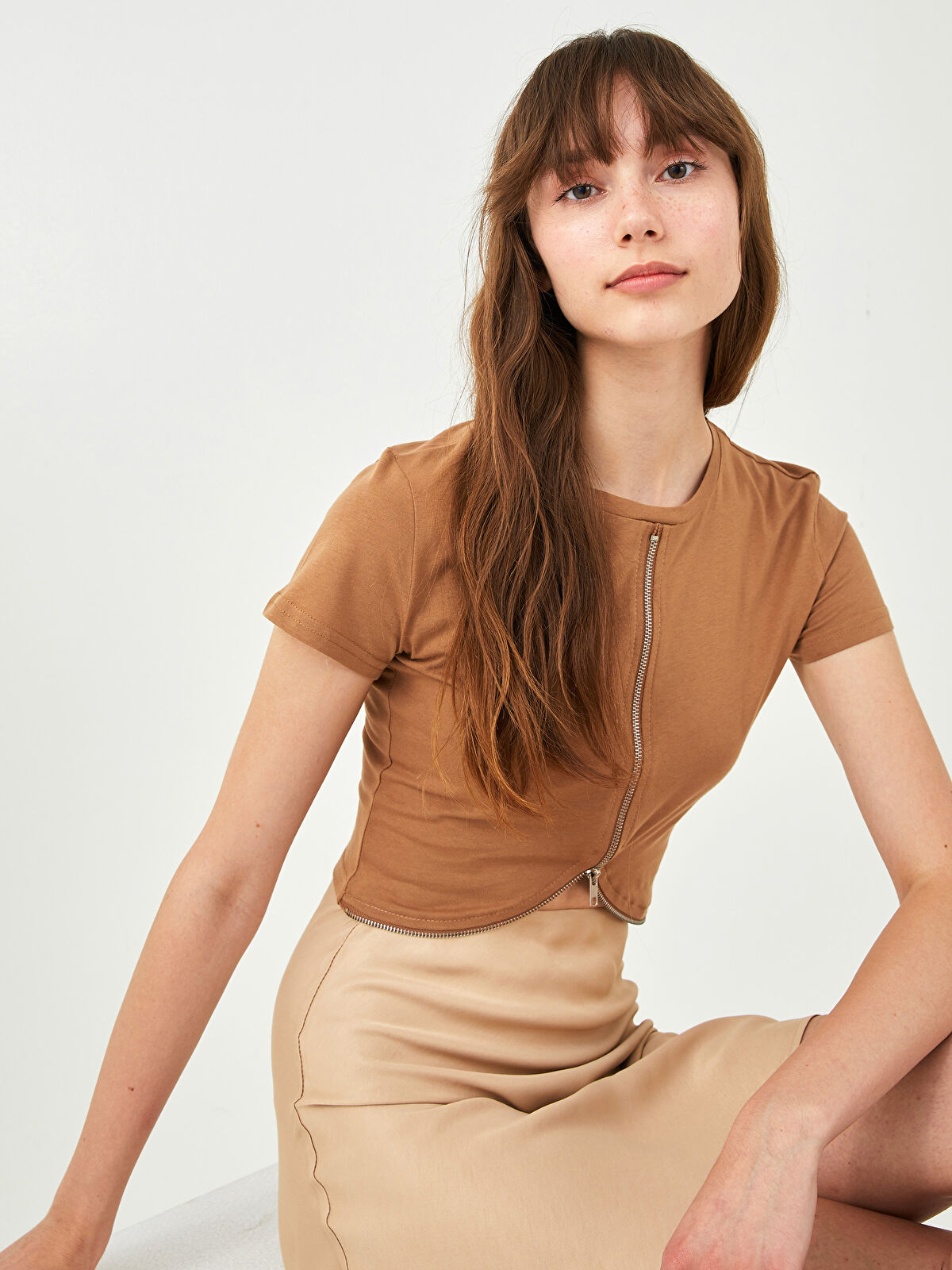 Quzu Bisiklet Yaka Önden Fermuarlı Kısa Kollu Kadın Tişört