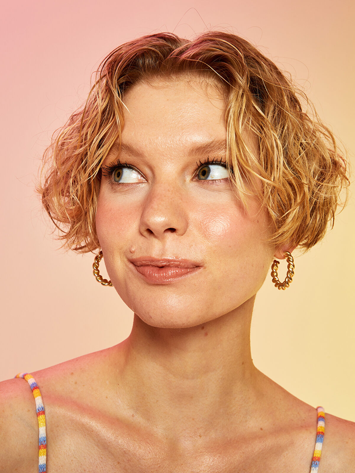 Kadın Burgulu Halka Küpe Kadın Burgulu Halka Küpe