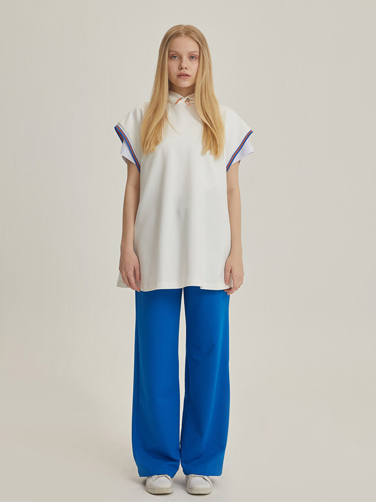 QOOQ UP Kapüşon Yaka Şerit Detaylı Kısa Kollu Kadın Süveter