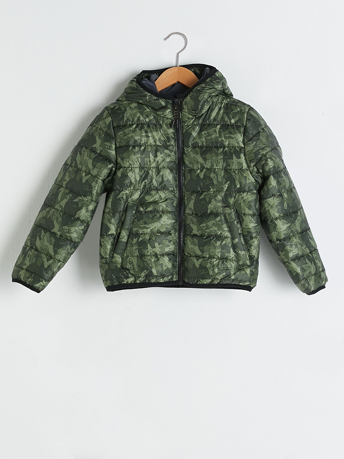Kapüşonlu Kamuflaj Desenli Erkek Çocuk Şişme Mont Kapüşonlu Kamuflaj Desenli Erkek Çocuk Şişme Mont