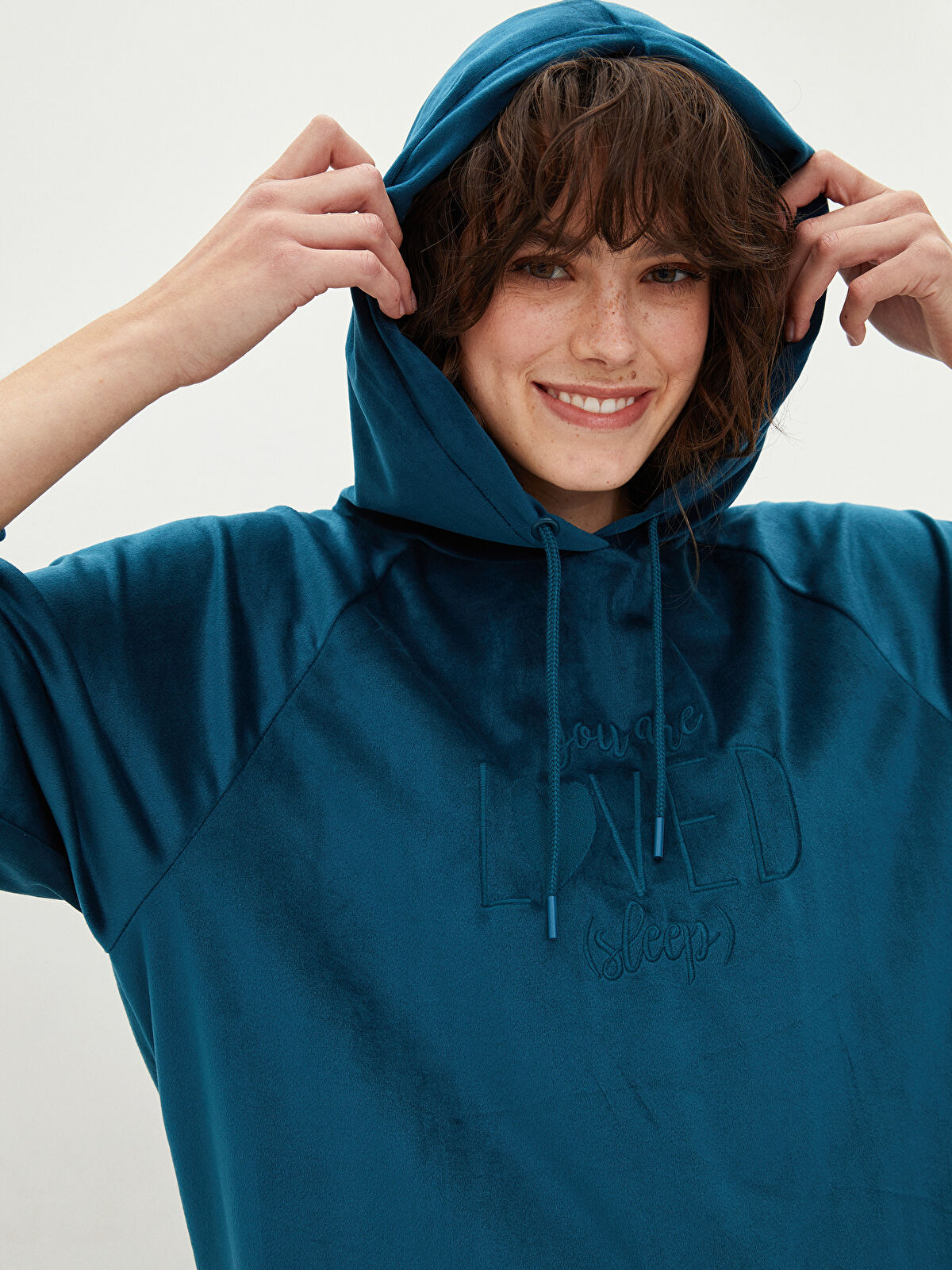 LCW DREAM Kapüşonlu Nakışlı Uzun Kollu Kadife Kadın Pijama Üst