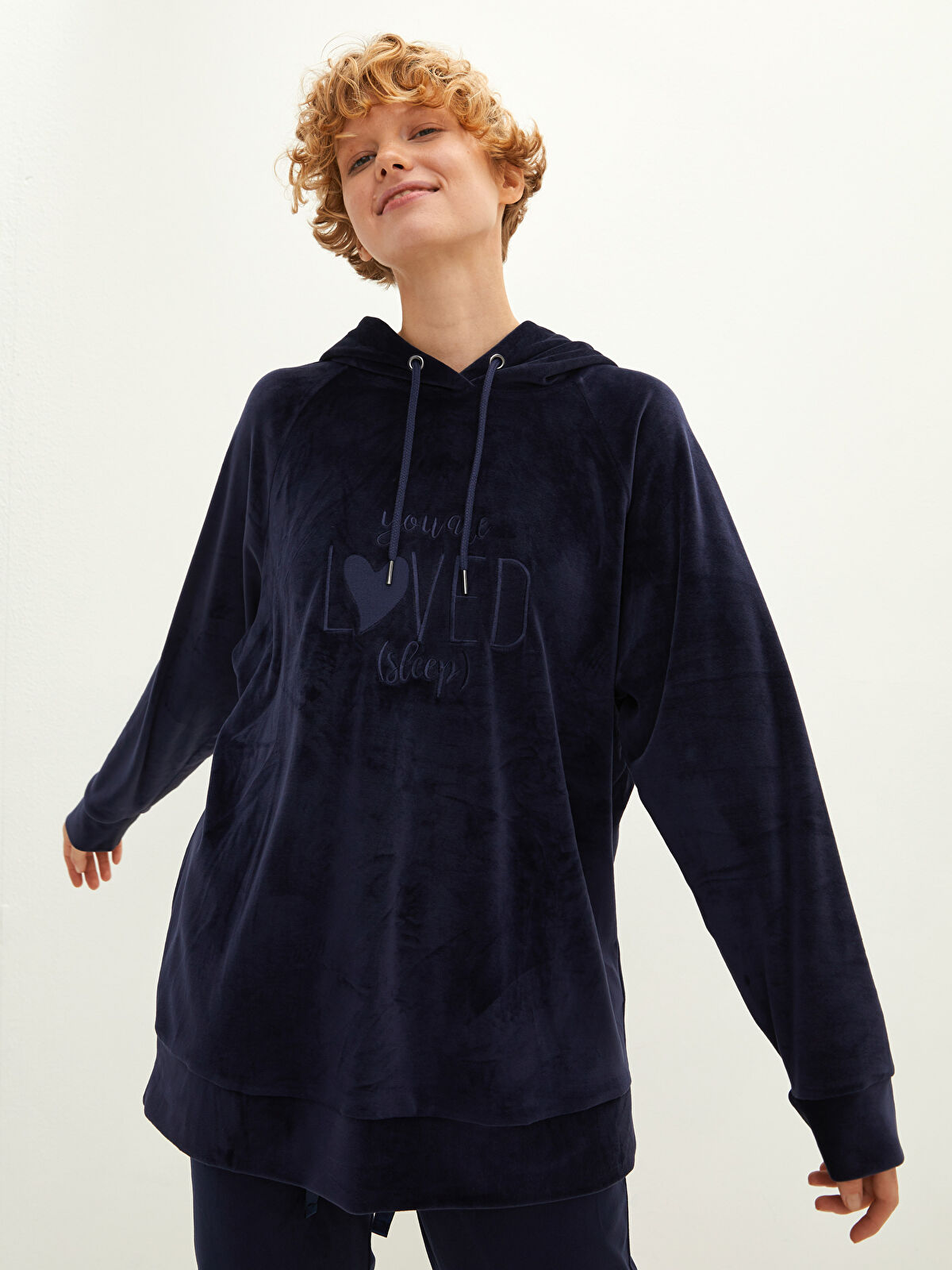 LCW DREAM Kapüşonlu Nakışlı Uzun Kollu Kadife Kadın Pijama Üst
